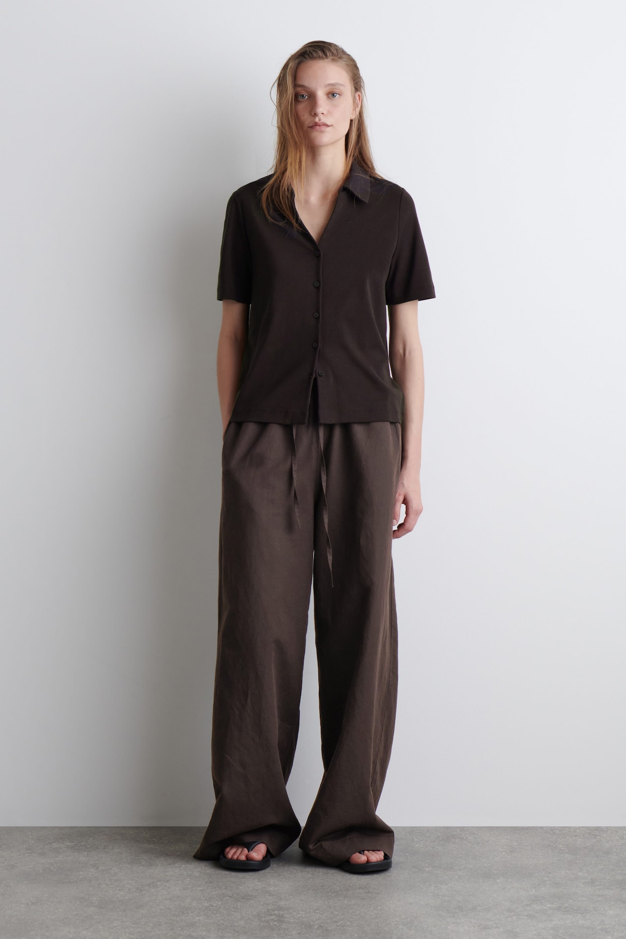 WIDE-LEG LINEN DRAWSTRING PANTS - DARK BROWN | COS
