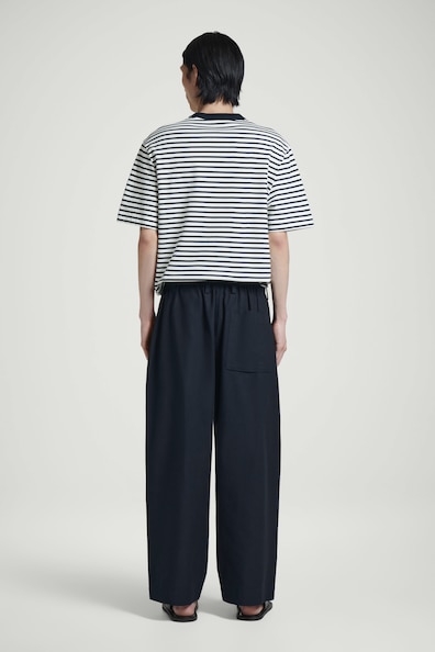 BARREL-LEG DRAWSTRING TROUSERS - NAVY | COS