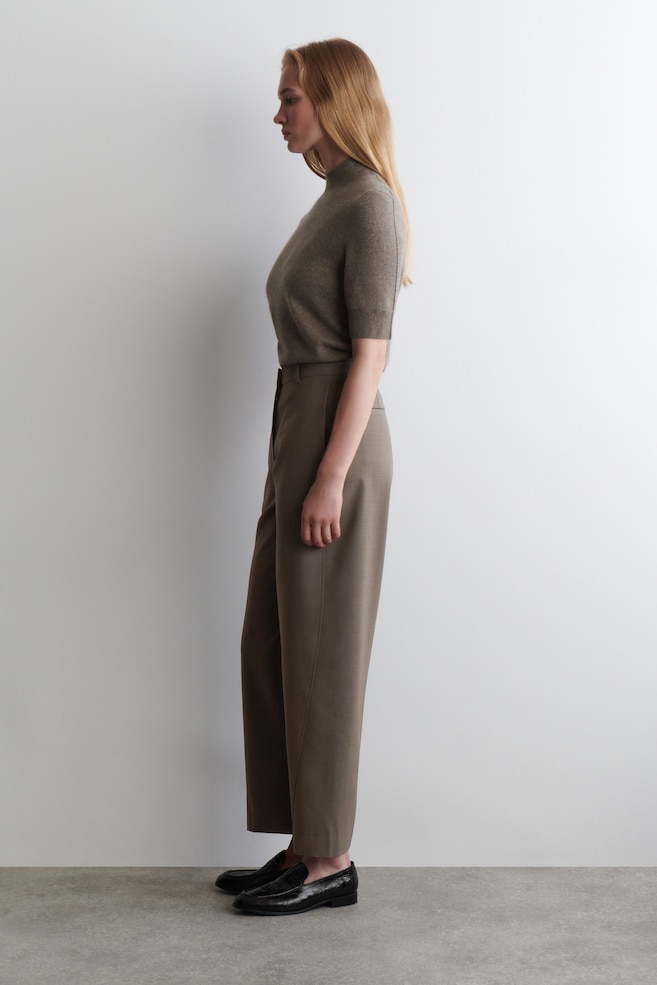 CROPPED WOOL BARREL-LEG TROUSERS - MOLE | COS