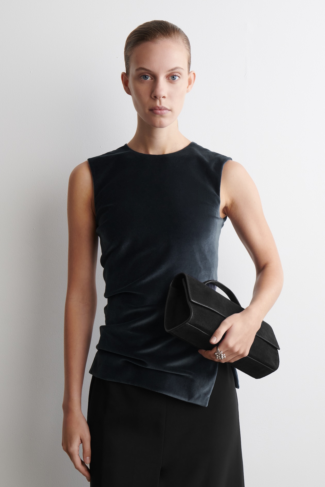 SAMMETSTOPP I ASYMMETRISK DESIGN - MARINBLÅ - DAM | H&M SE
