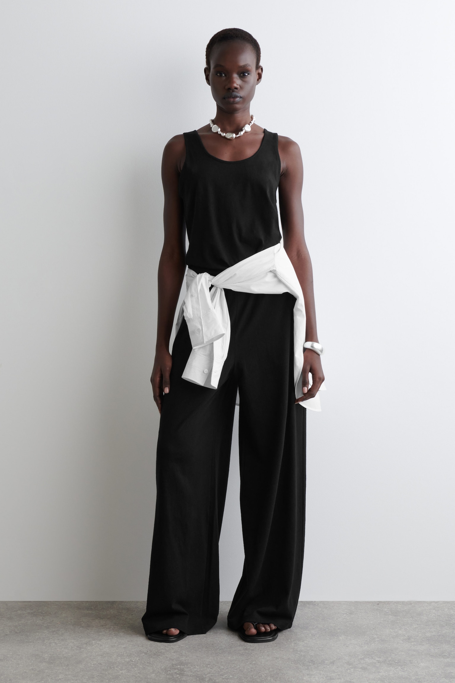 CAMISETA DE TIRANTES EN MEZCLA DE LINO Y ALGODÓN - NEGRO | COS