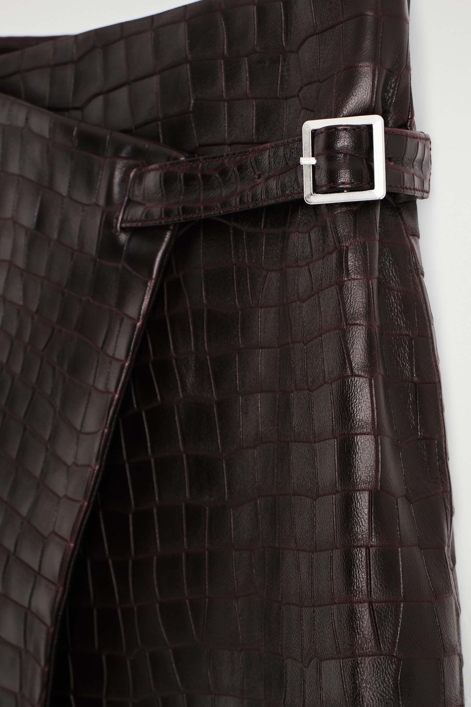 GONNA A PORTAFOGLIO IN PELLE EFFETTO COCCODRILLO - MARRONE SCURO | COS