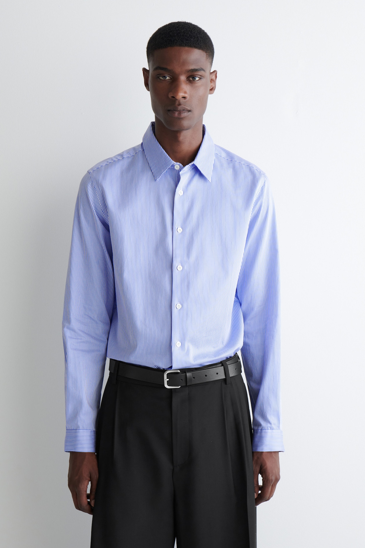 CHEMISE HABILLÉE SLIM EN POPELINE - BLEU / RAYÉ | COS
