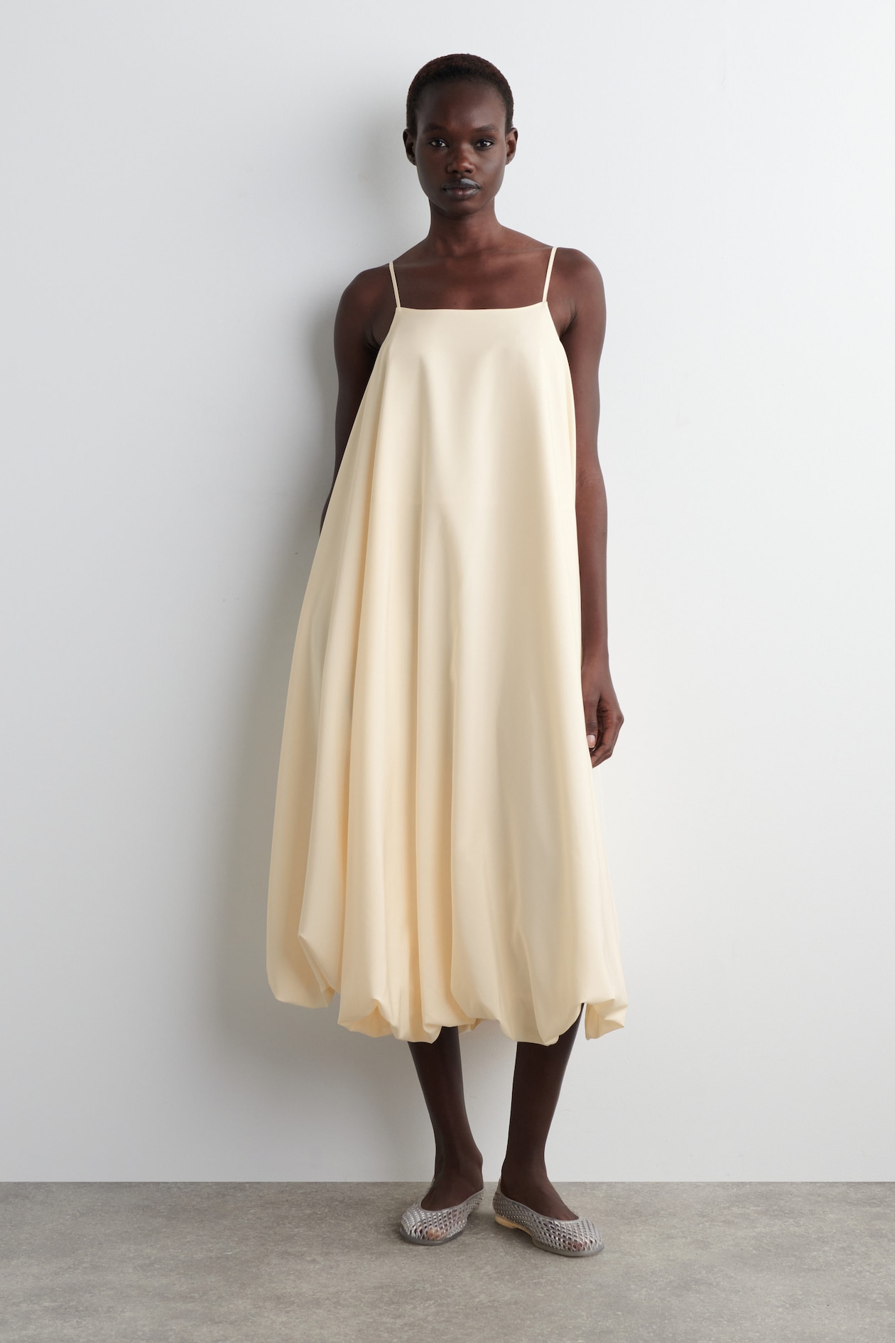ROBE MIDI À OURLET BULLE - IVOIRE | COS