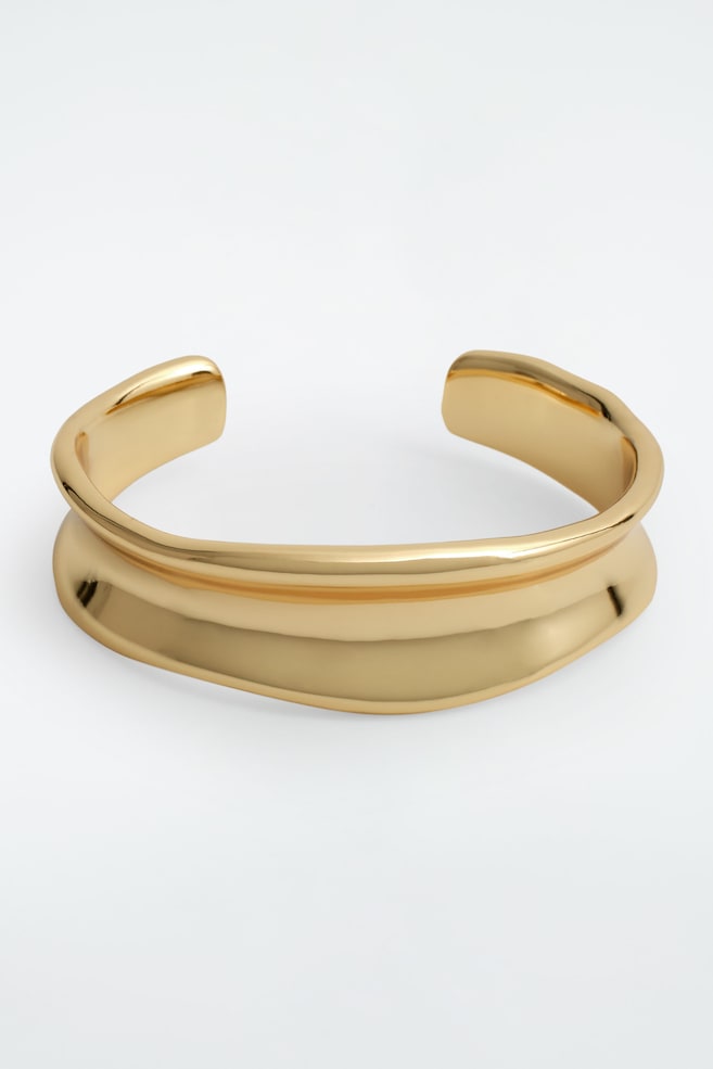 SLIM SCULPTED CUFF - GOLD | COS