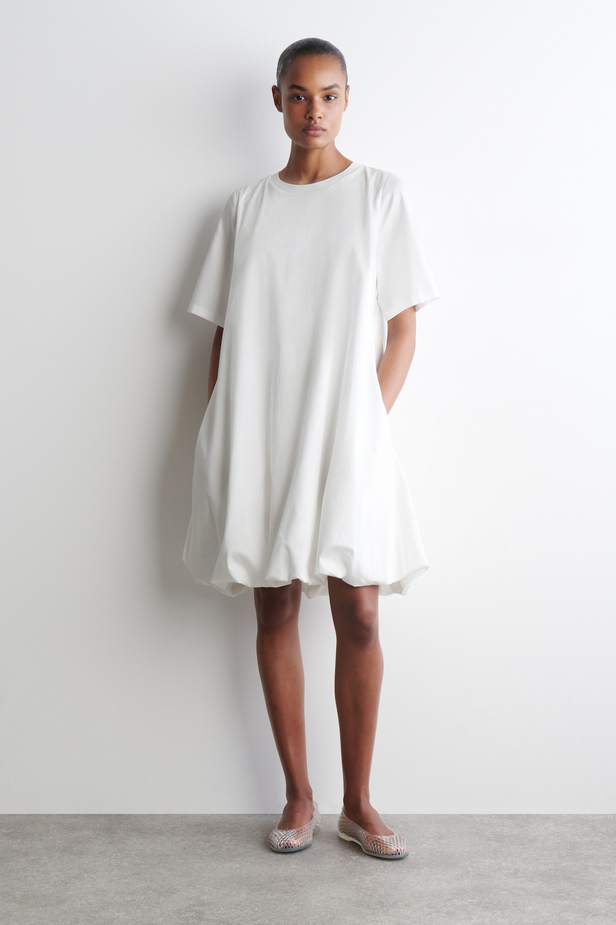 ROBE COURTE À OURLET BULLE - BLANC | COS