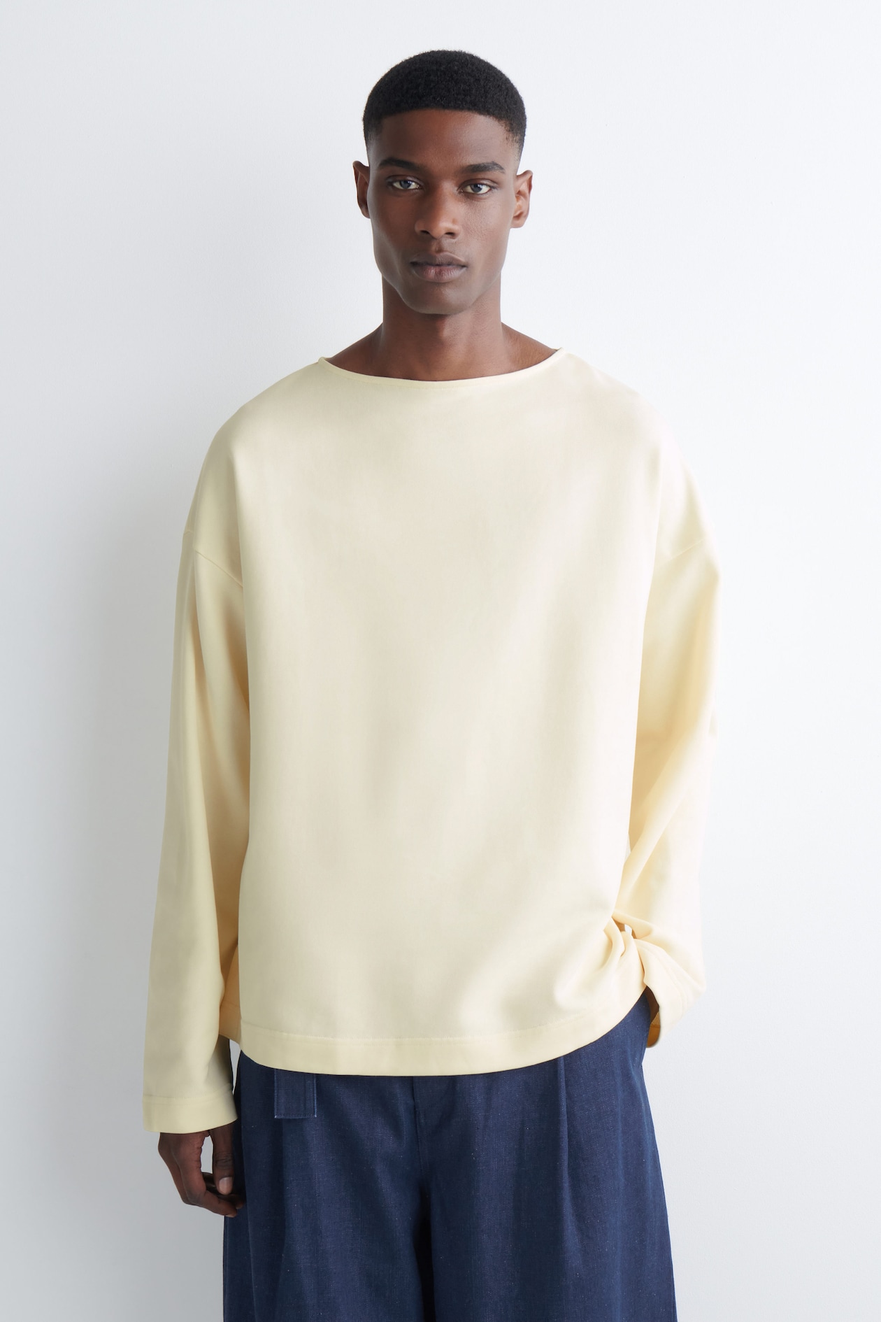 FELPA OVERSIZE CON SCOLLO A BARCA - GIALLO BURRO | COS