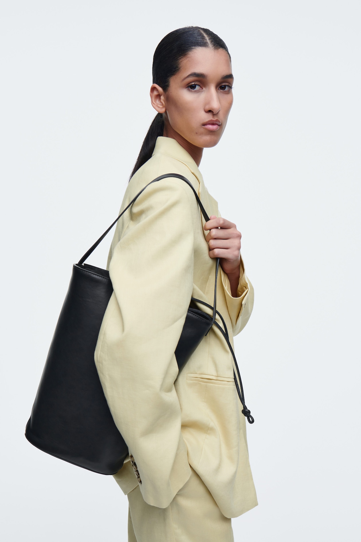 BUCKET BAG I LÄDER - SVART | COS