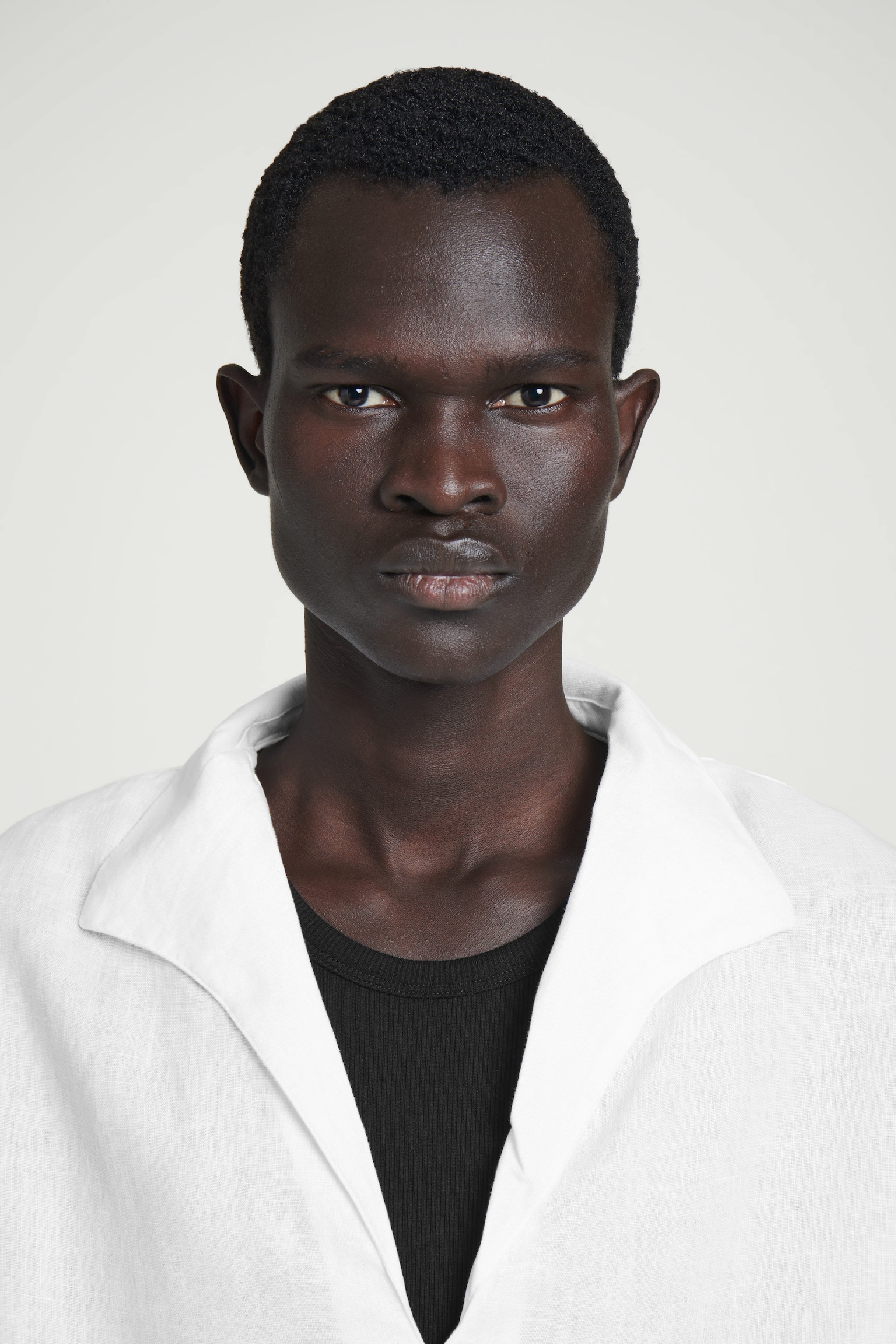 LINNESKJORTA MED ÖPPEN KRAGE - FLERA FÄRGER | COS