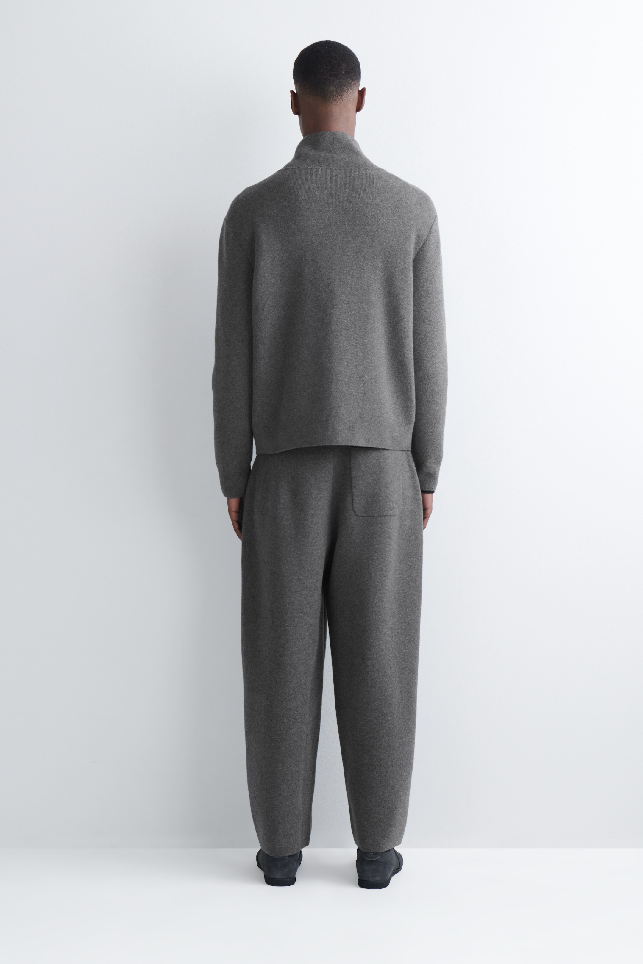 Calças estilo jogger de lã merino com perna em formato barril - CINZA ...