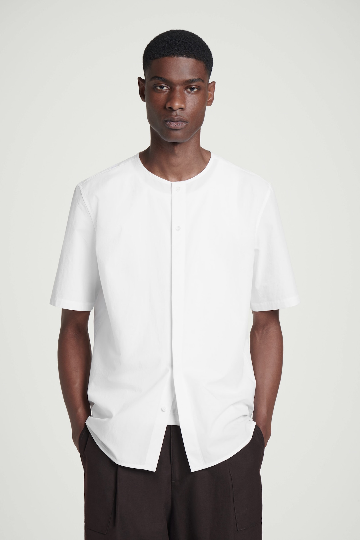 CAMICIA IN COTONE PIMA SENZA COLLETTO - BIANCO | COS