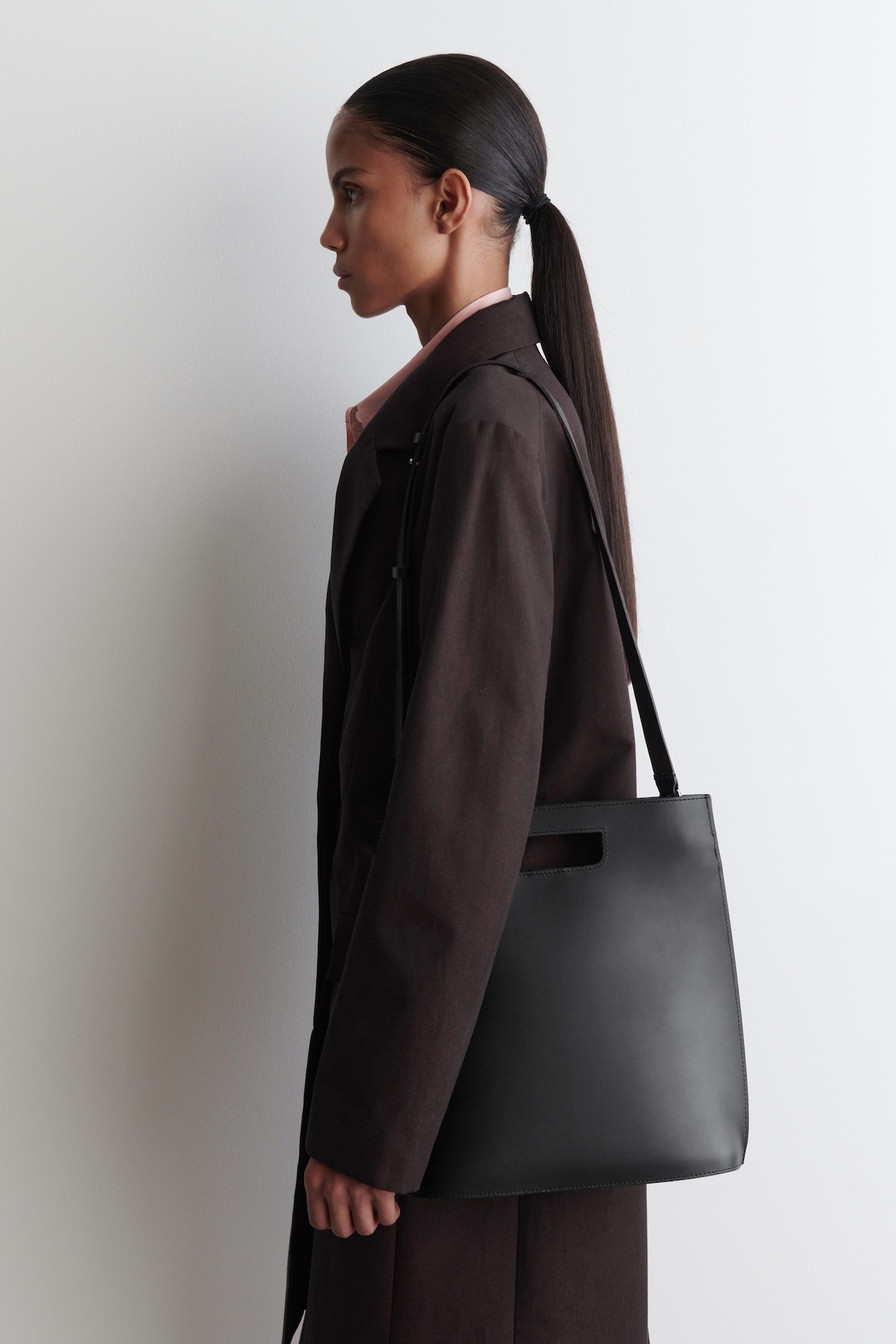 FOLIO BAG - LEATHER - BLACK | COS US
