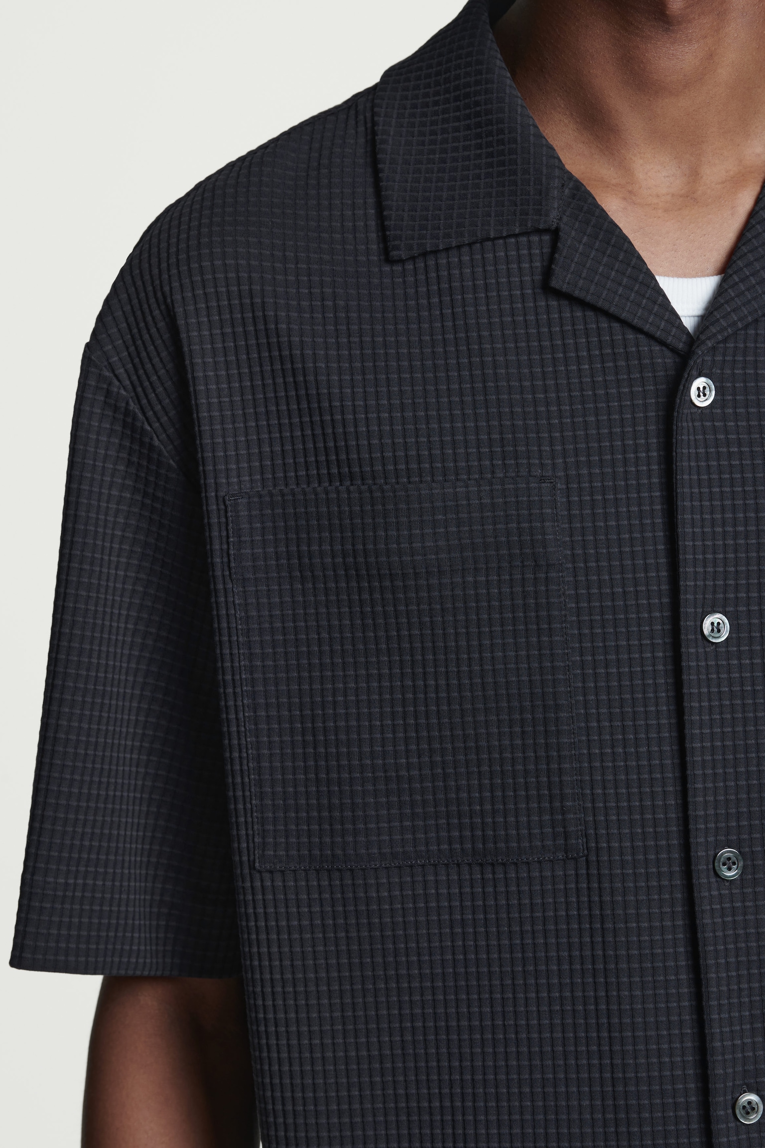 LOCKERES FREIZEITHEMD AUS STRUKTURIERTER BAUMWOLLE - NAVYBLAU | COS