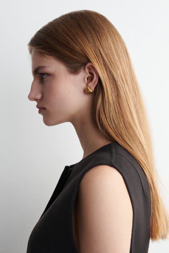 MISMATCHED MOLTEN STUD EARRINGS - GOLD | COS US