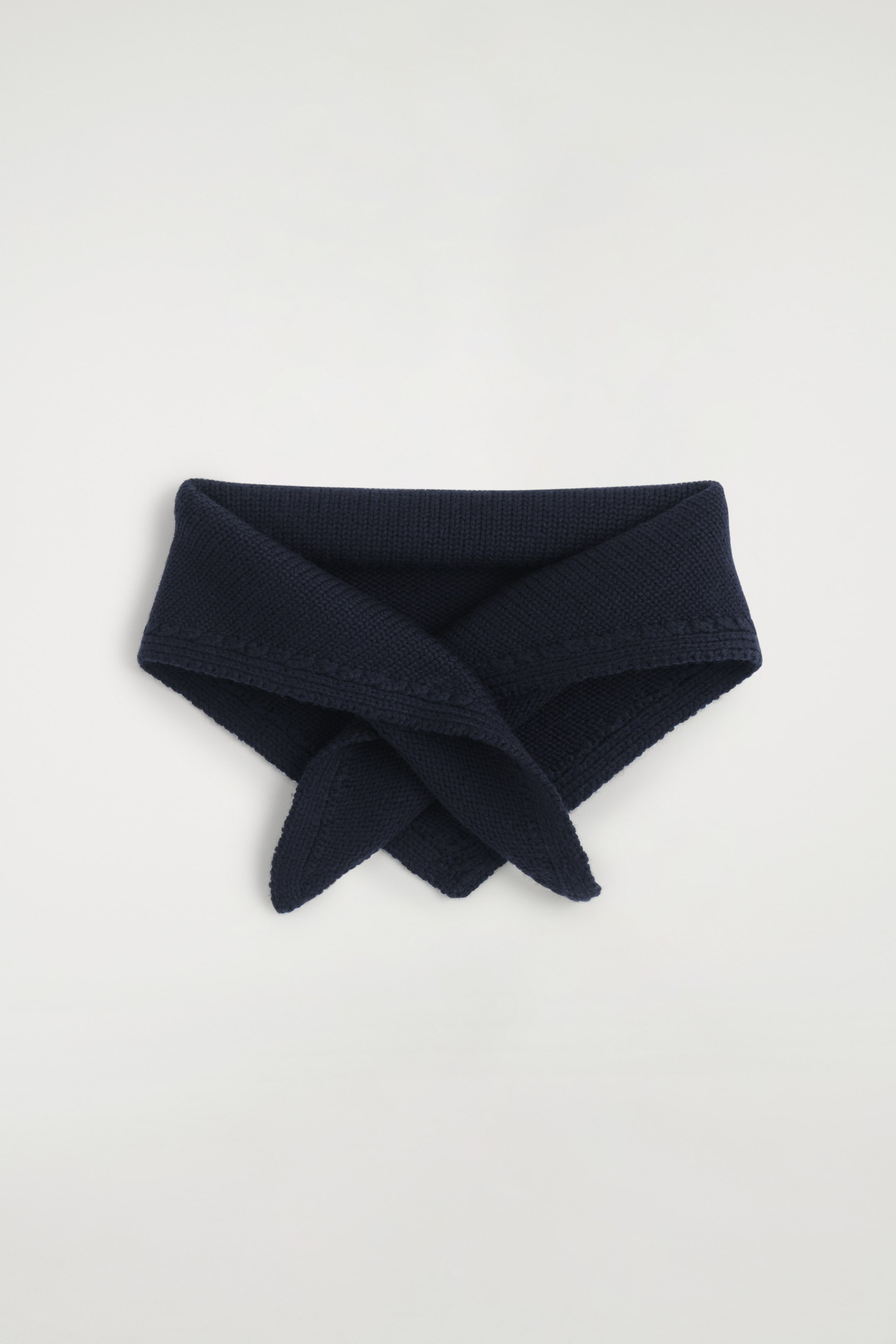 MERINO WOOL TRIANGLE SCARF - NAVY - ŽENY | H&M CZ