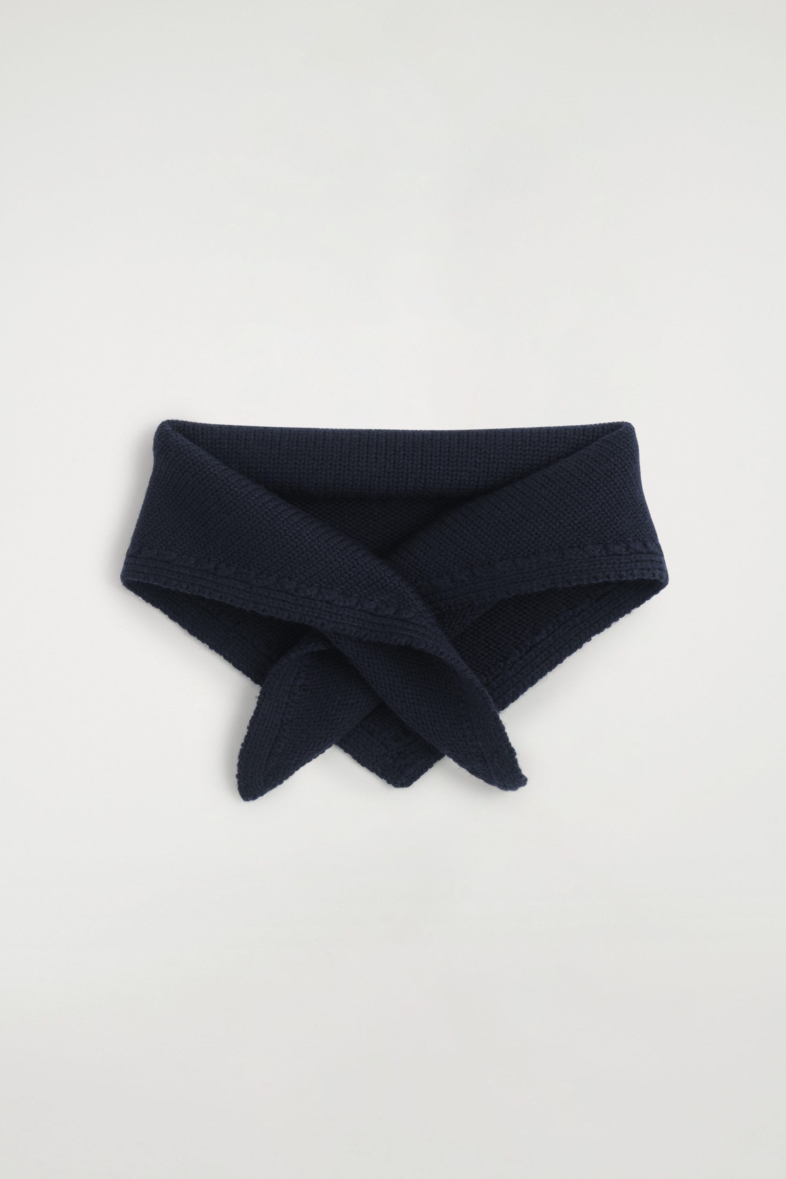 MERINO WOOL TRIANGLE SCARF - NAVY | COS