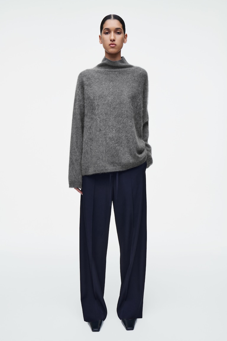 ROLLKRAGENPULLOVER AUS GEBÜRSTETEM KASCHMIR - ANTHRAZIT | COS