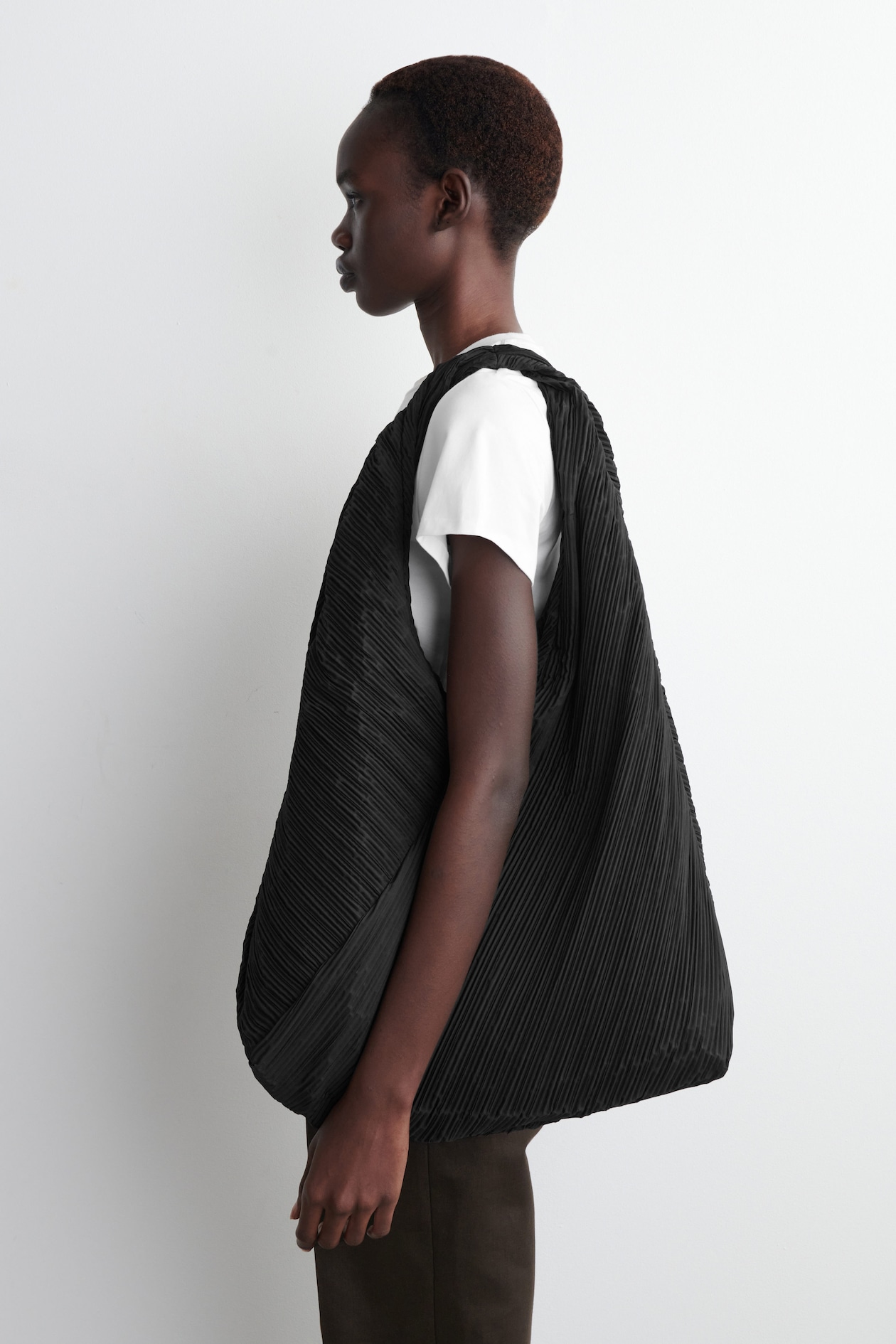 SCULPTURAL SHOULDER BAG – PLEATED - BLACK | COS US