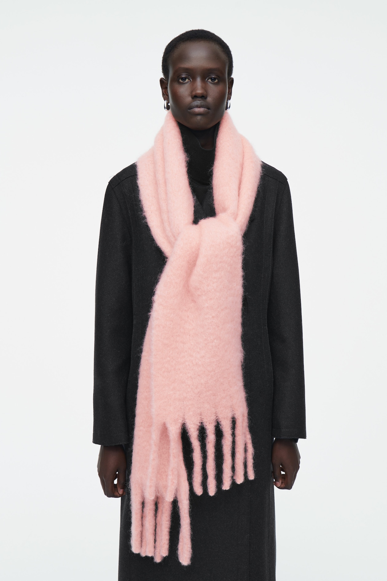 SCHAL AUS GEBÜRSTETER MOHAIRWOLLE MIT FRANSEN - APRICOT | COS