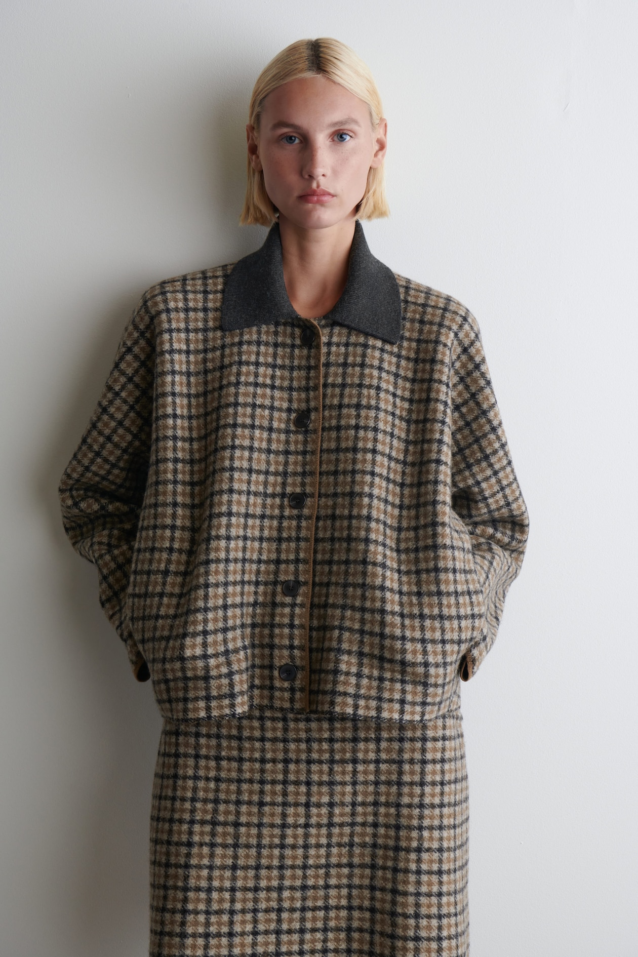 SCULPTED MERINO WOOL SHORT JACKET - BEIGE / CHECKED | COS