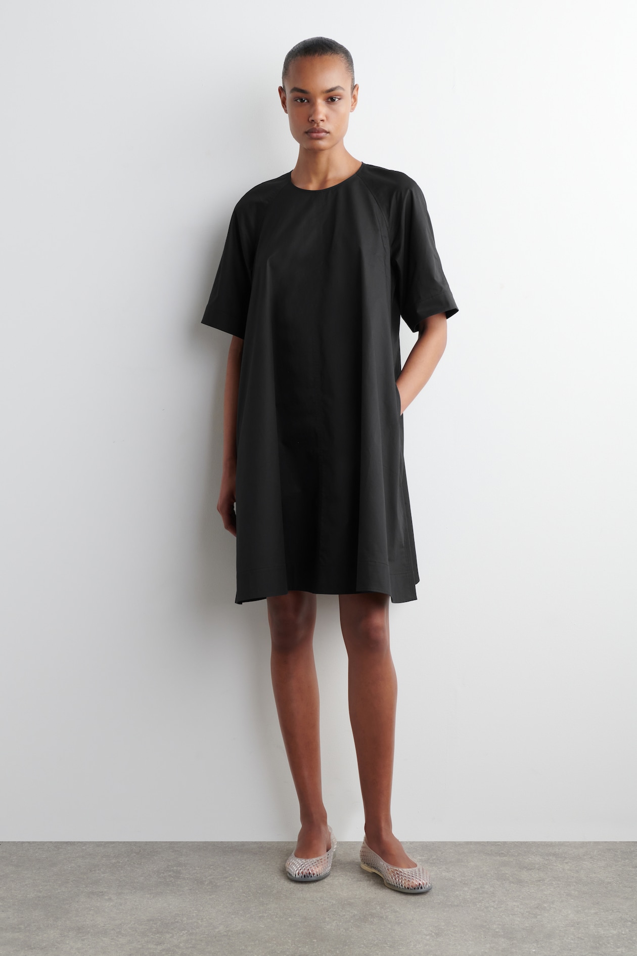 MEGKÖTŐS A-VONALÚ MINI RUHA - FEKETE - NŐI | H&M HU