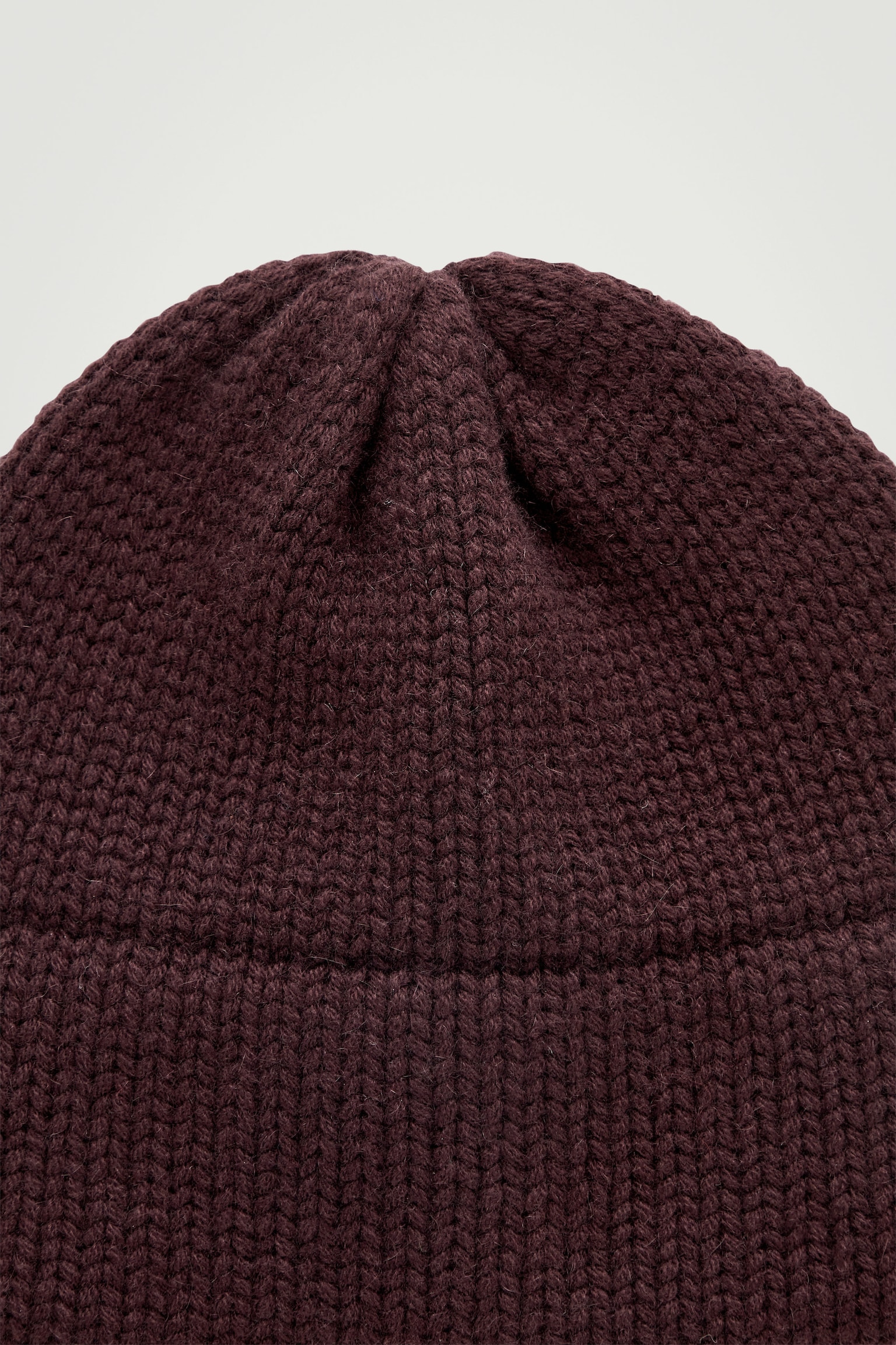 RIBBED CASHMERE-BLEND STITCHED-BRIM BEANIE - BURGUNDY | COS