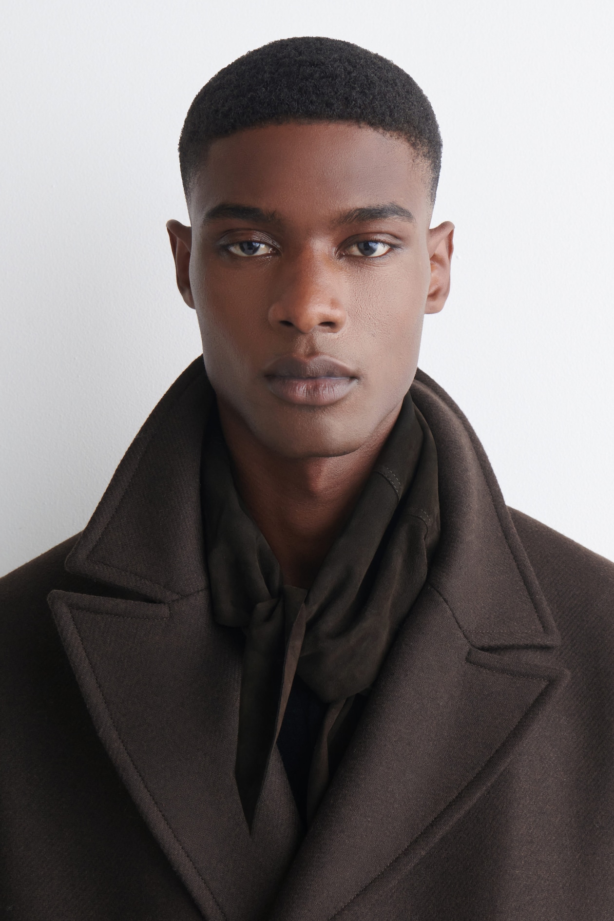 SUEDE TRIANGLE SCARF - DARK BROWN | COS