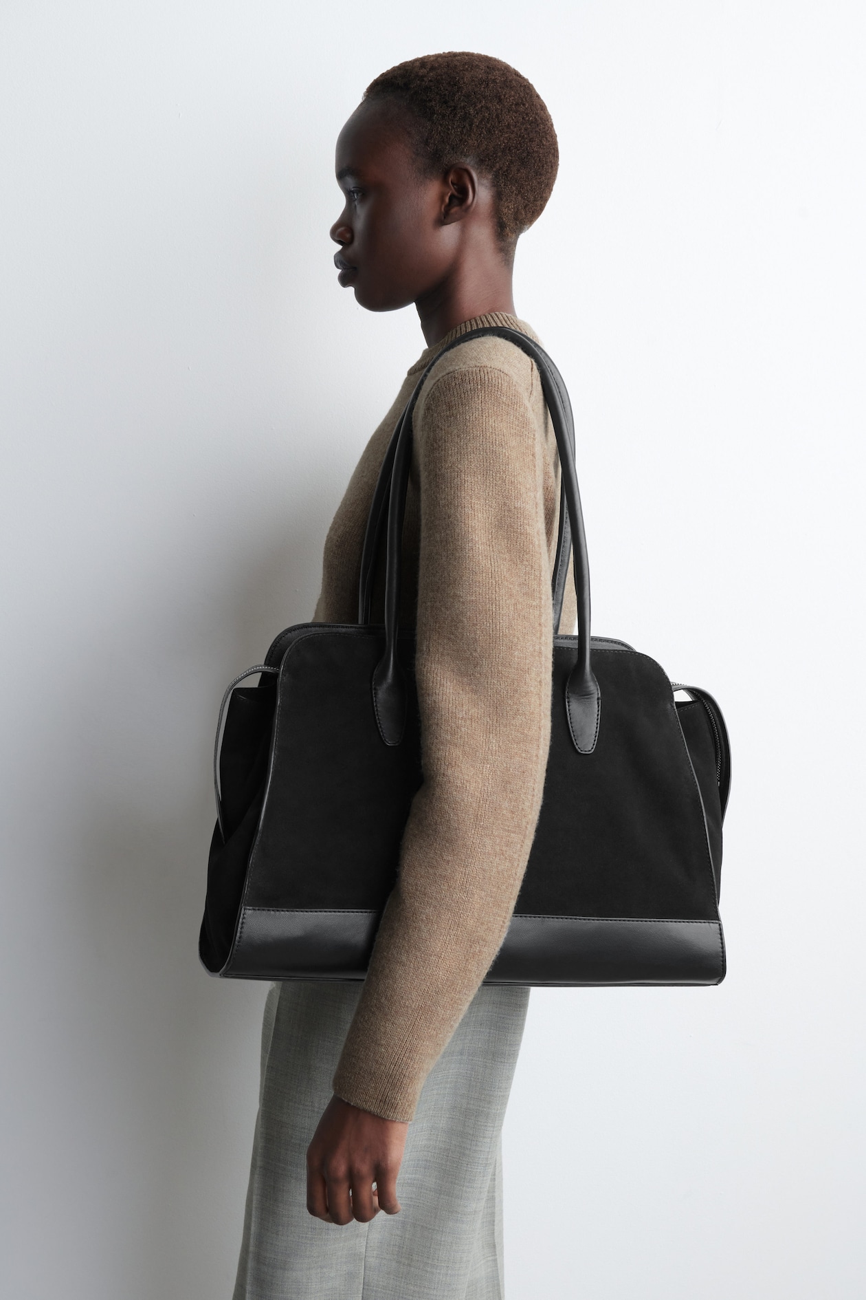 SAC CABAS AVENUE - CUIR SUÉDÉ - NOIR | COS FR