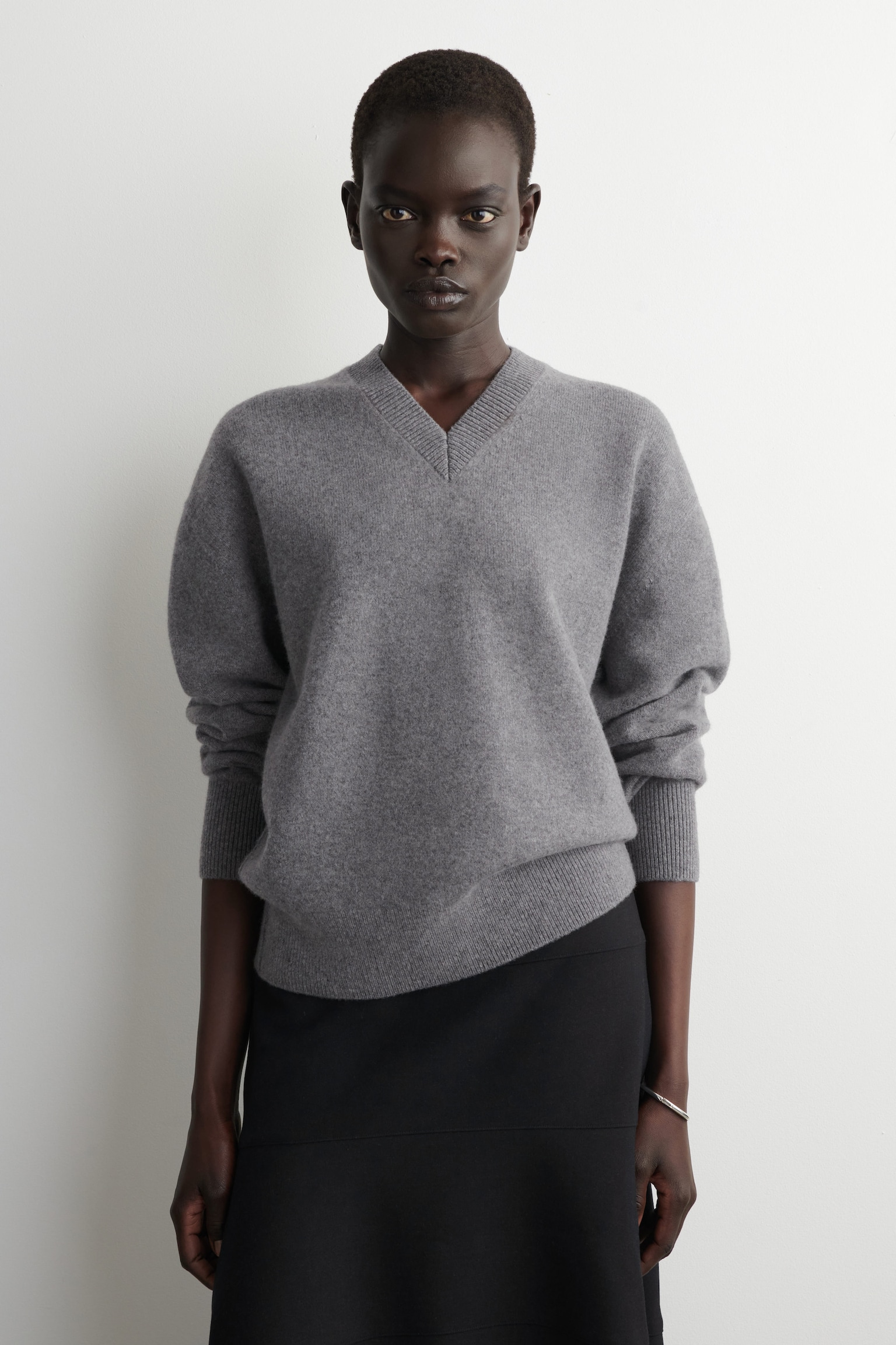 ROUNDED WOOL V-NECK SWEATER - GRAY MÉLANGE | COS