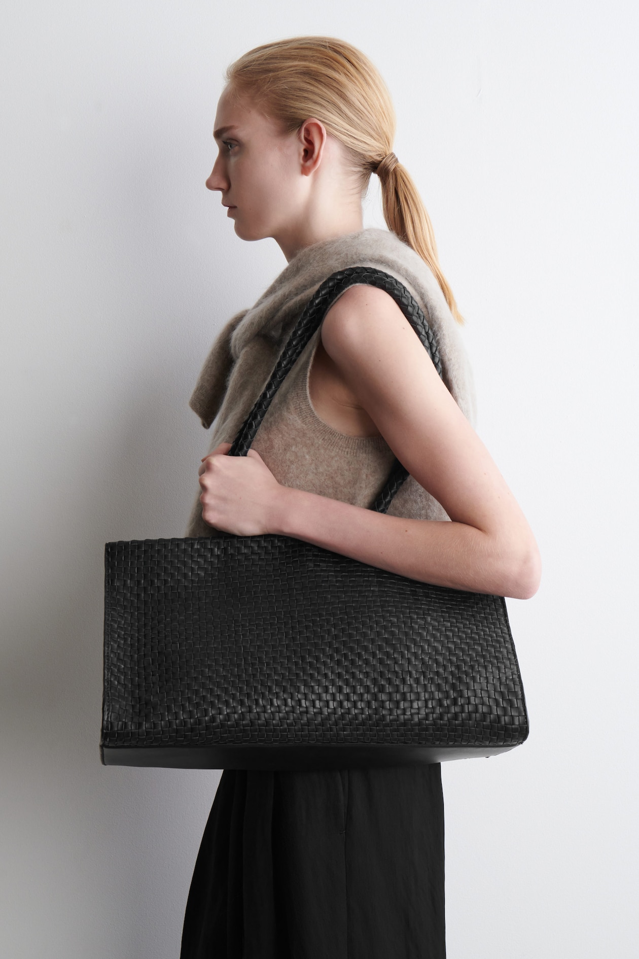 GALLERY HAND-WOVEN TOTE BAG - LEATHER - BLACK | COS