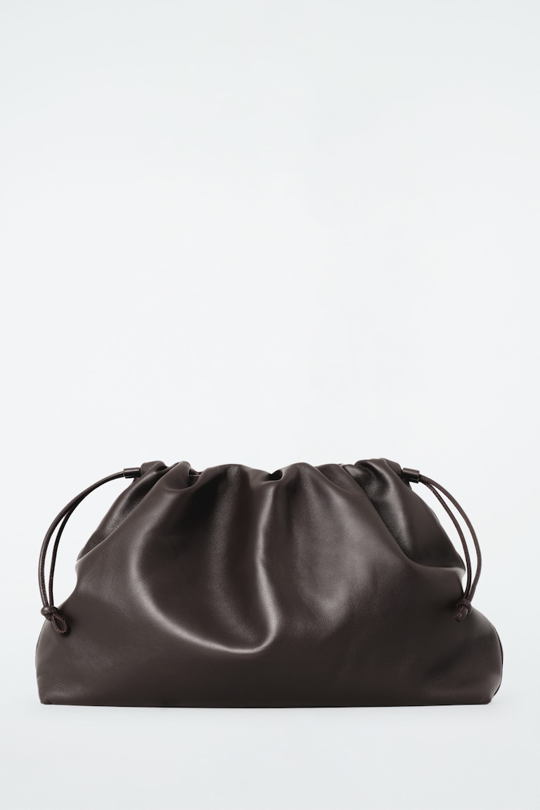 CAVATELLI CLUTCH BAG - LEATHER - CHESTNUT | COS