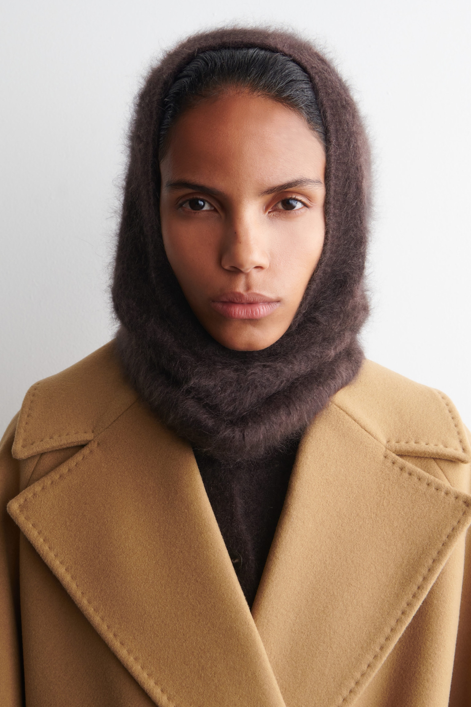 BRUSHED-CASHMERE HOOD - DARK BROWN | COS DE