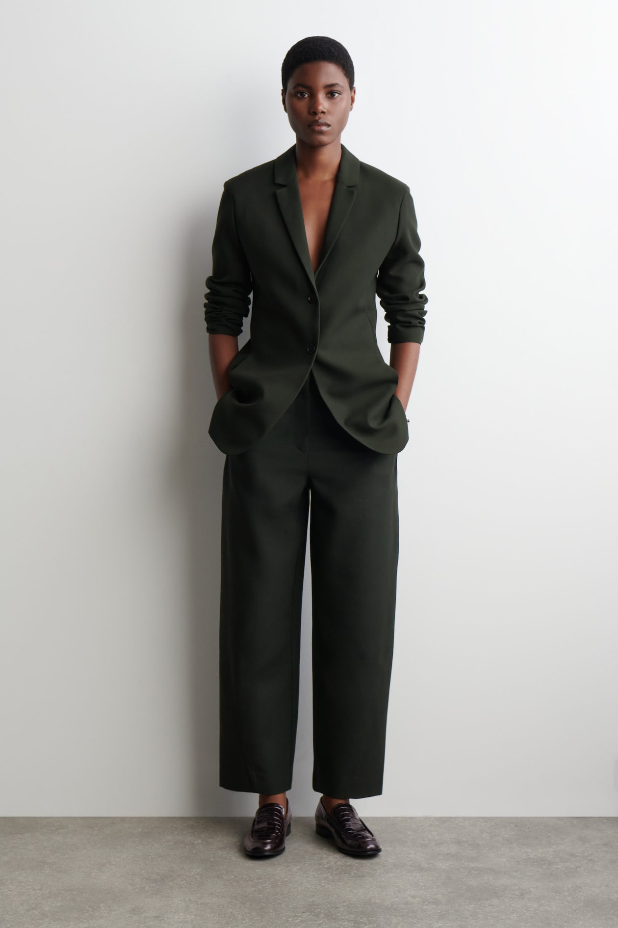 CROPPED WOOL BARREL-LEG TROUSERS - DARK GREEN | COS