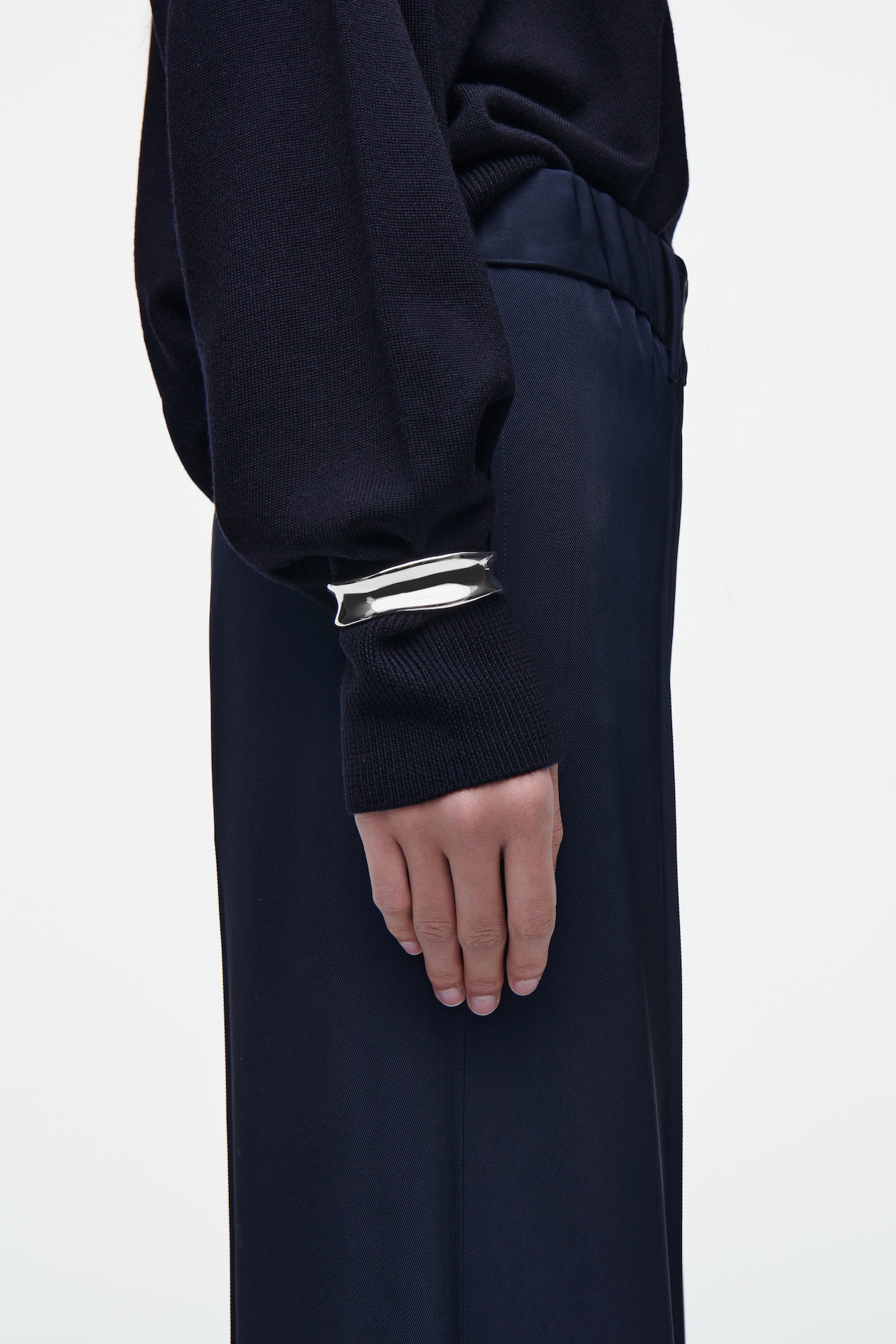 SLIM SCULPTED CUFF - SILVER | COS