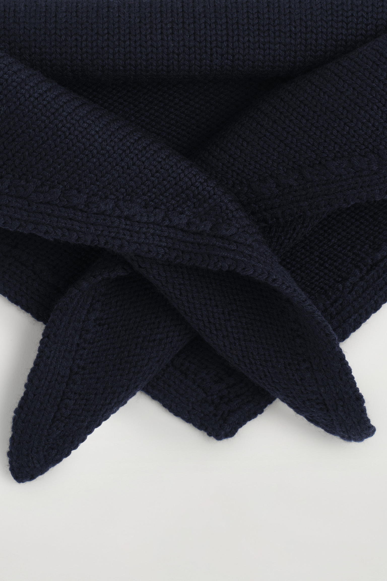 MERINO WOOL TRIANGLE SCARF - NAVY | COS
