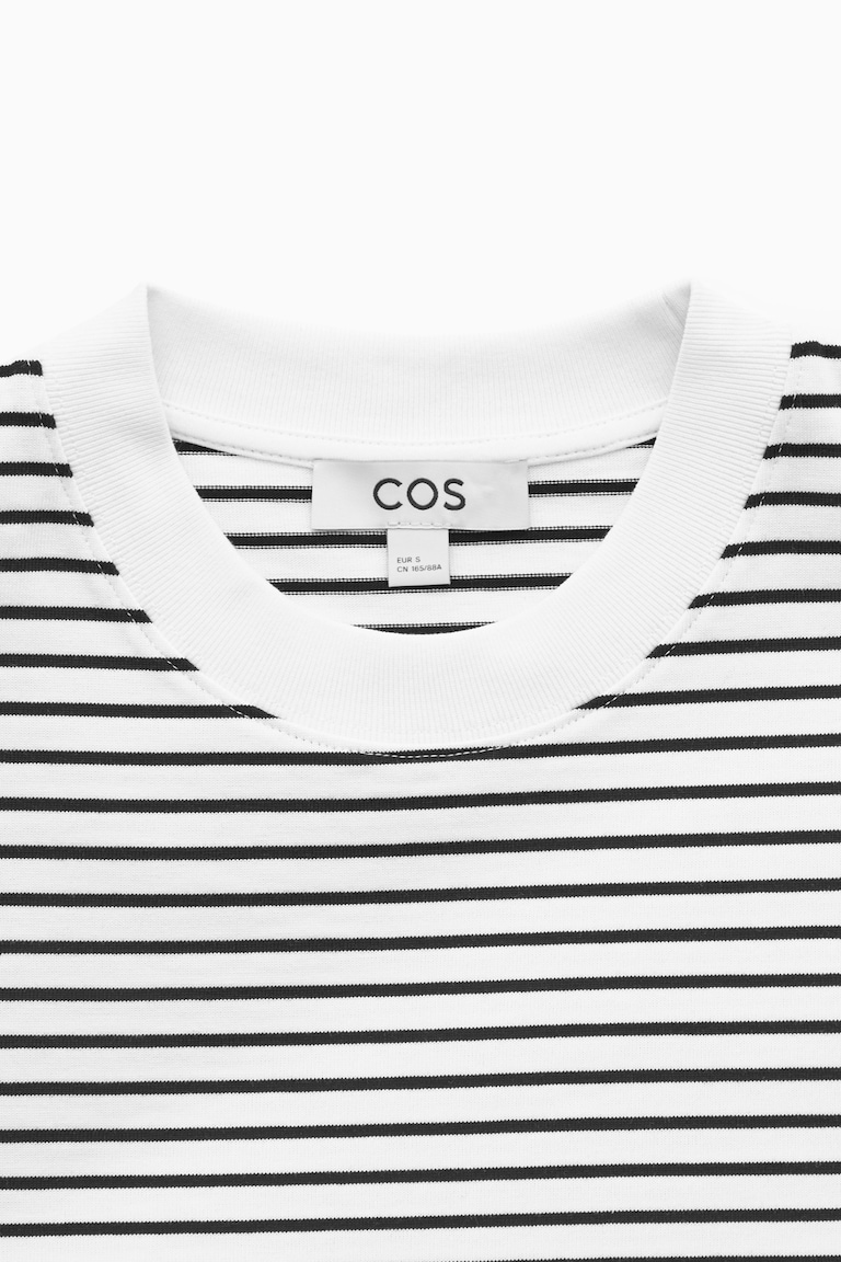 CLEAN CUT REGULAR T-SHIRT - OFF-WHITE / BLACK | COS NO