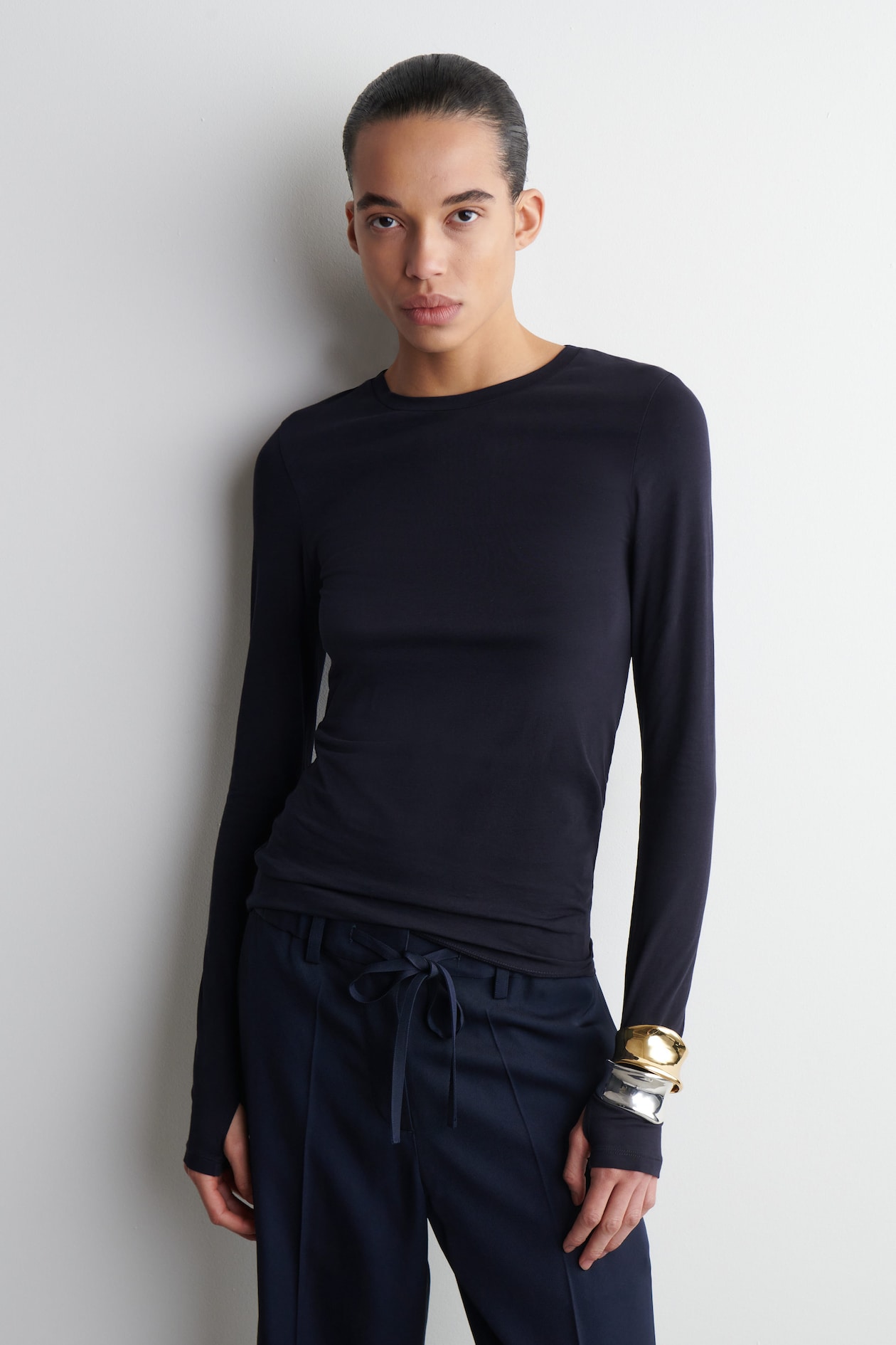 SLIM LIGHTWEIGHT LONG-SLEEVED TOP - NAVY | COS