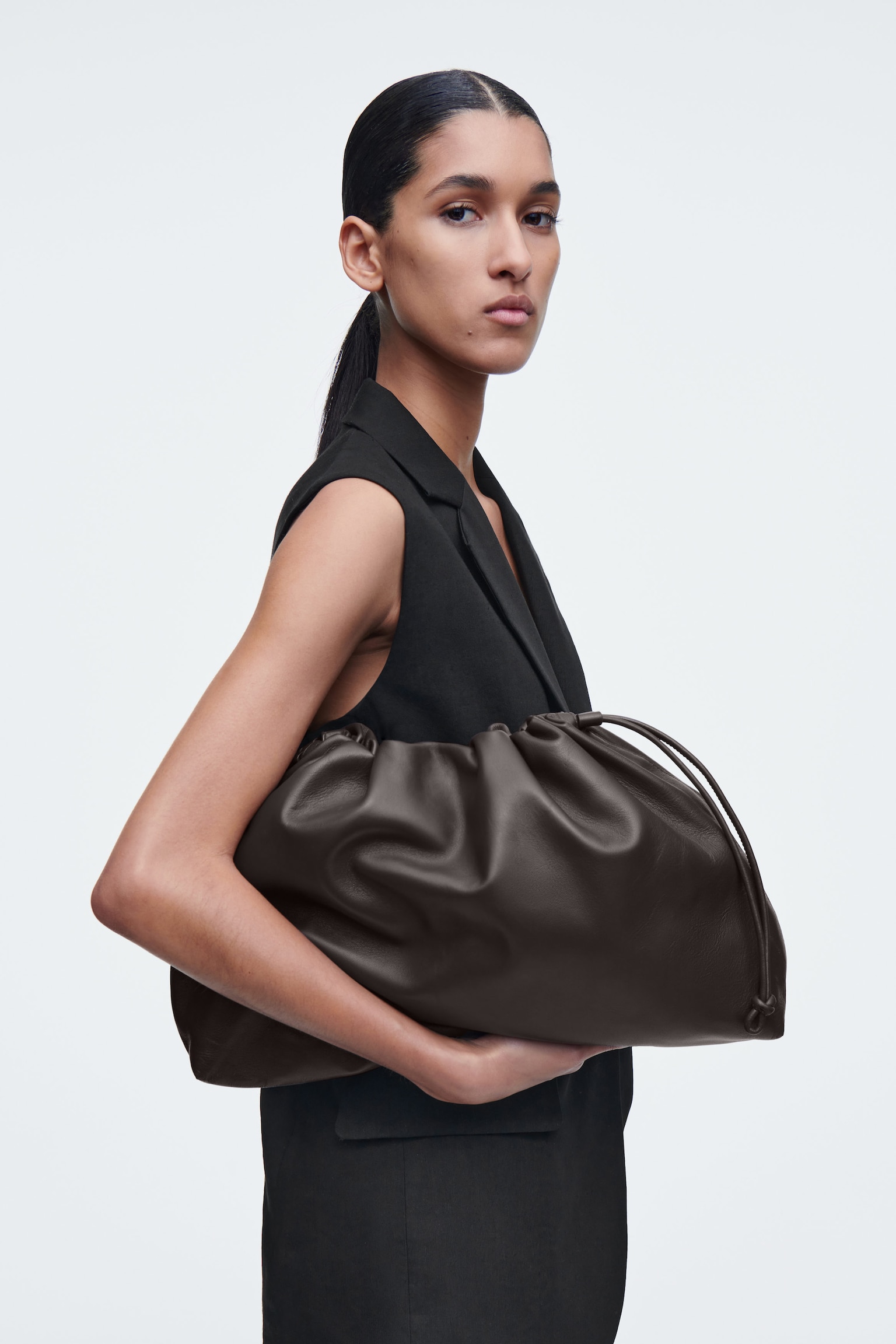 CAVATELLI CLUTCH BAG - LEATHER - CHESTNUT | COS