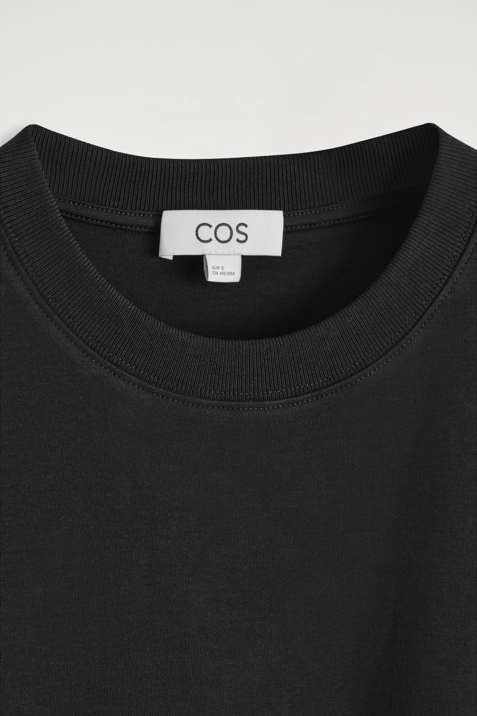 CLEAN CUT REGULAR T-SHIRT - BLACK | COS