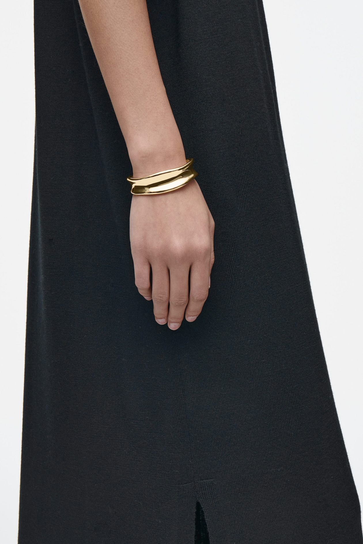 SLIM SCULPTED CUFF - GOLD | COS