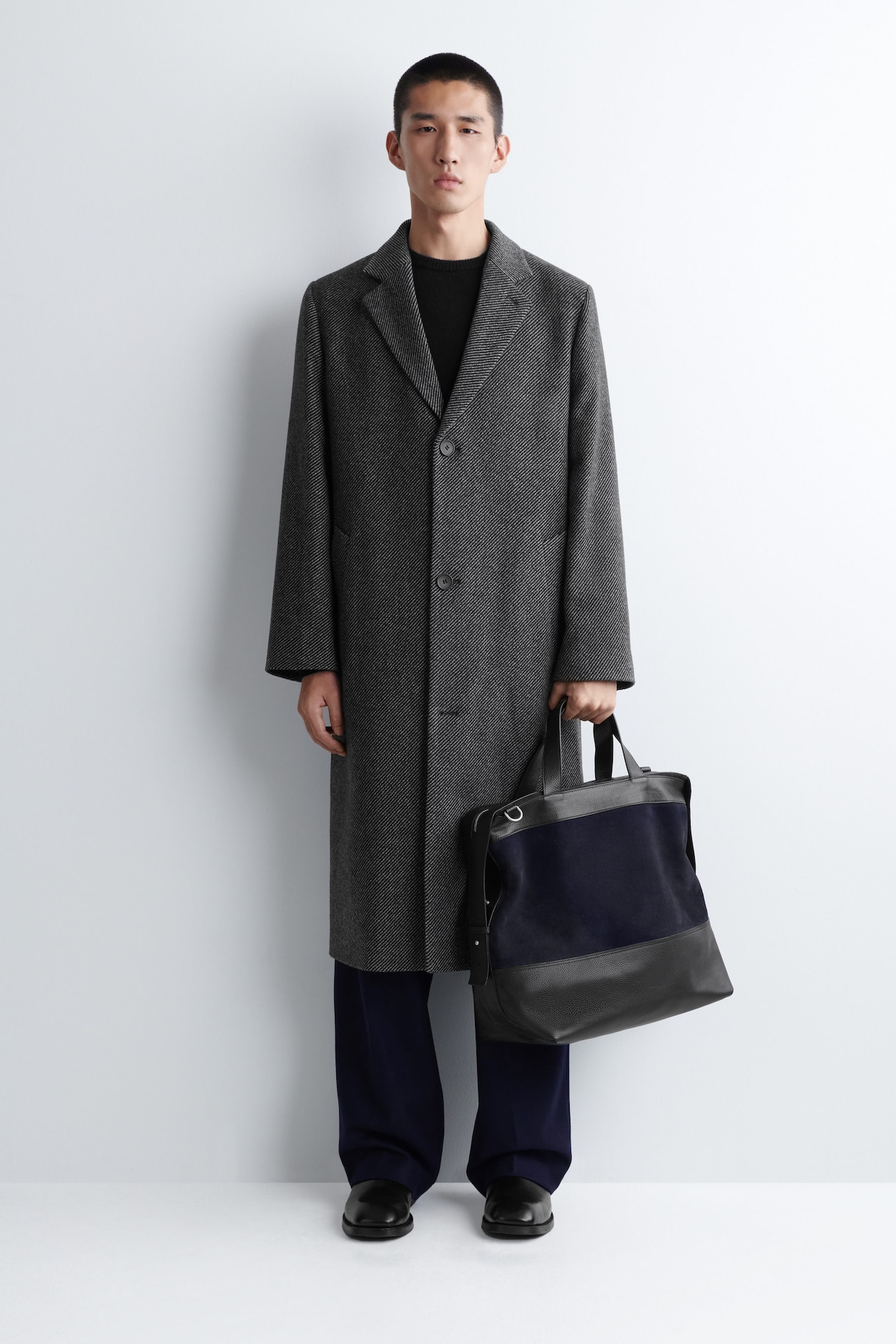 CITY MESSENGER BAG - LEATHER - NAVY | COS