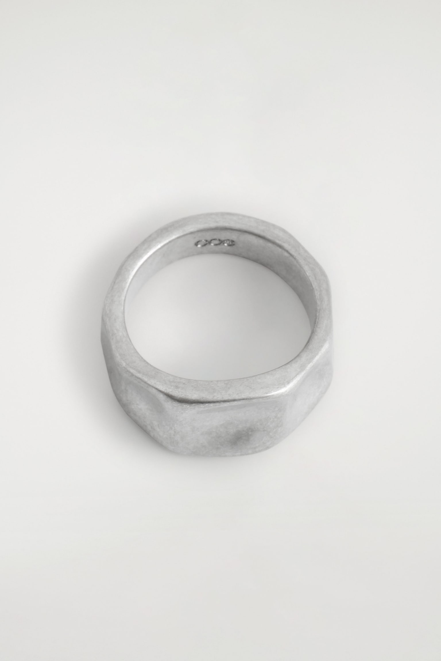 CHUNKY HAMMERED RING - SILVER | COS US