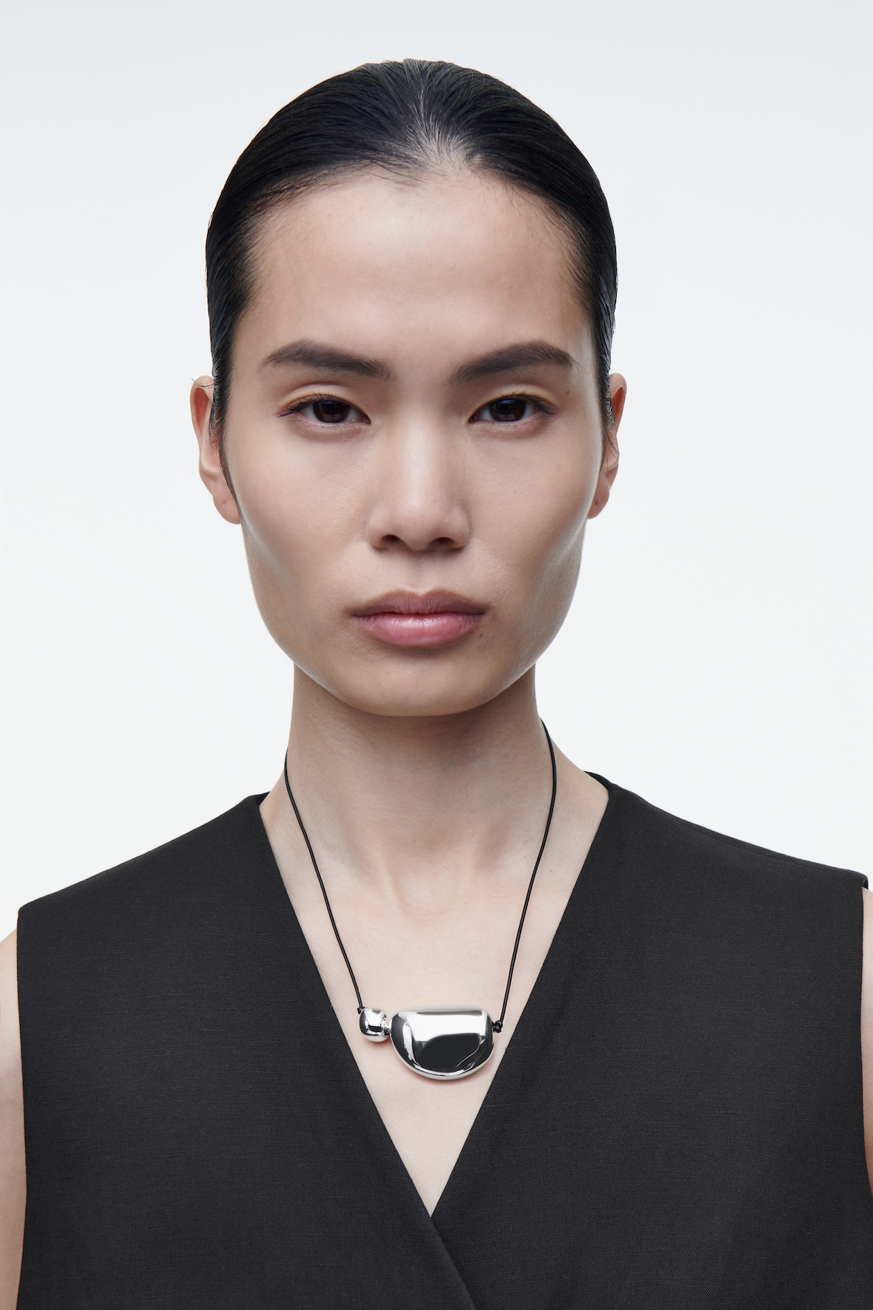 LEATHER CORD PEBBLE PENDANT NECKLACE - SILVER | COS