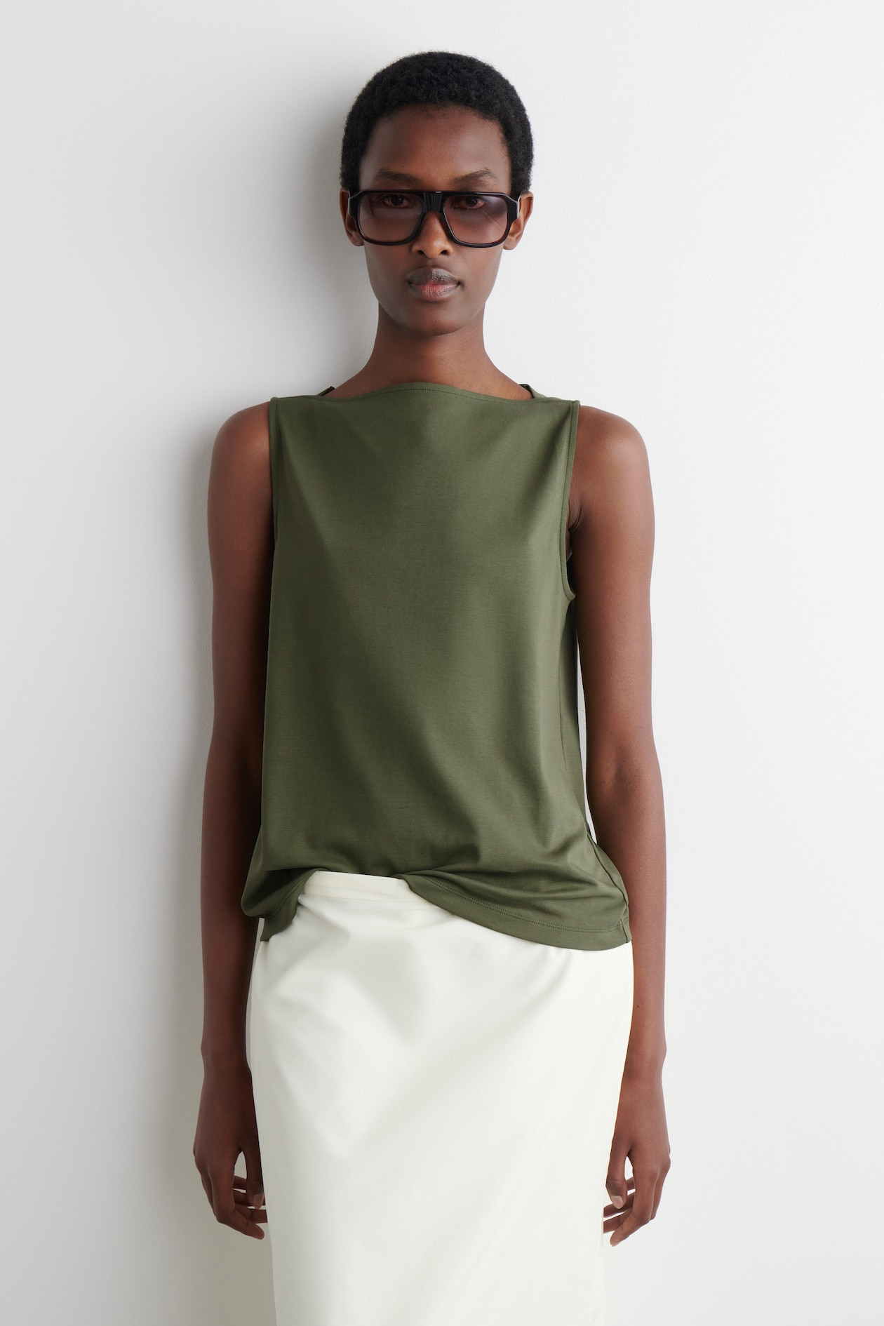 TANKTOP MIT U-BOOT-AUSSCHNITT - KHAKI | COS