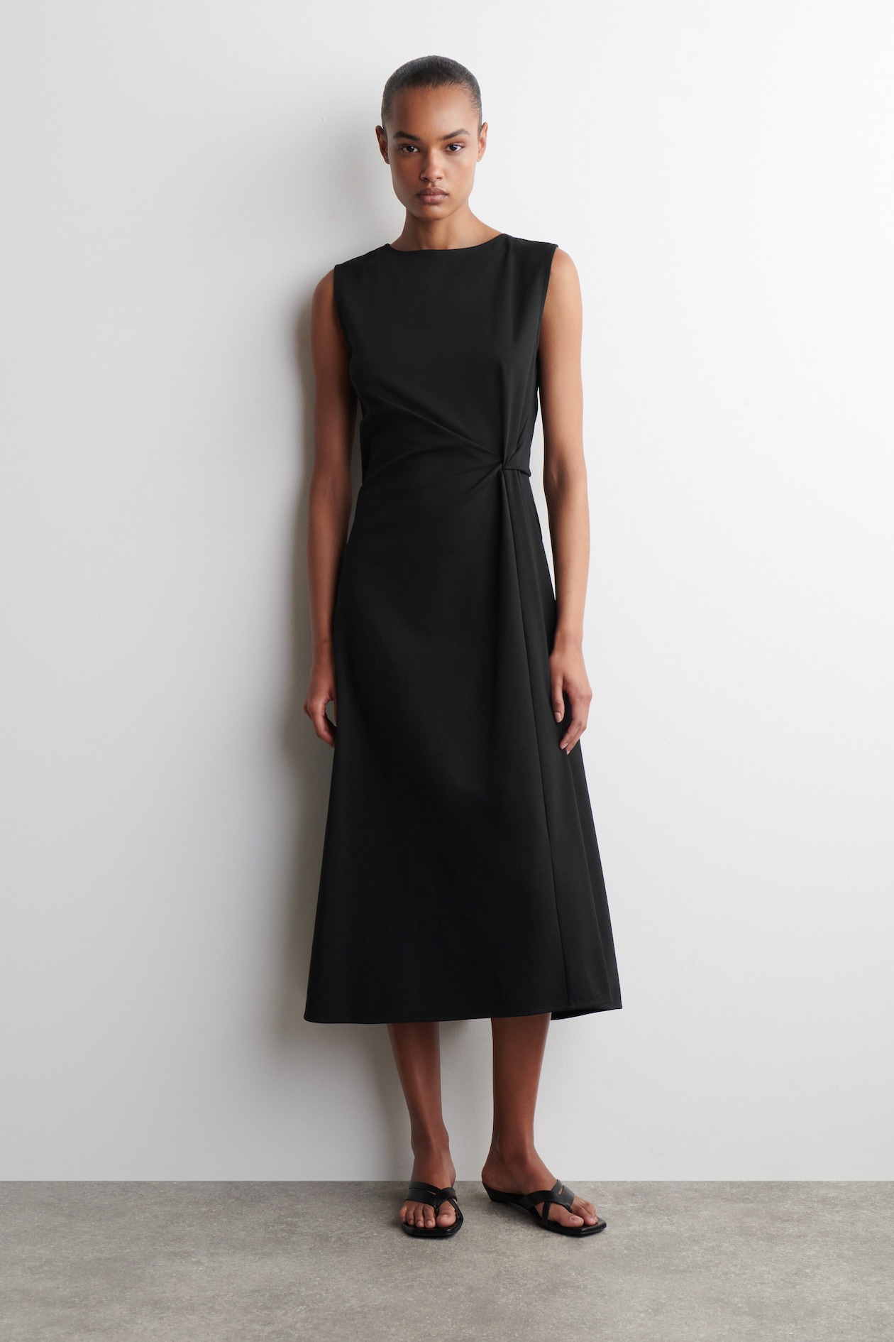 ROBE COURTE À DÉTAIL TORSADÉ - NOIR | COS