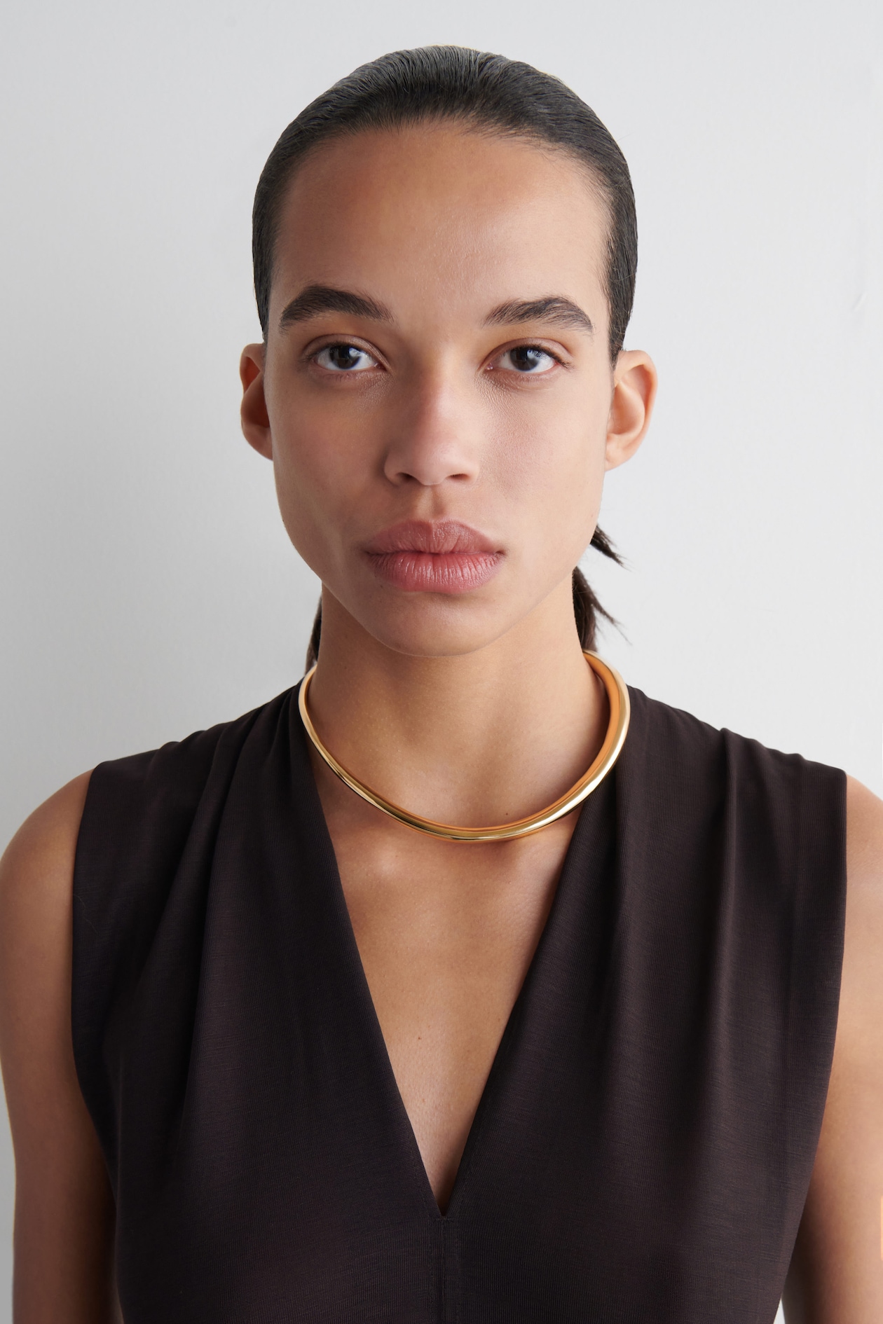 CURVED CUFF NECKLACE - GOLD | COS