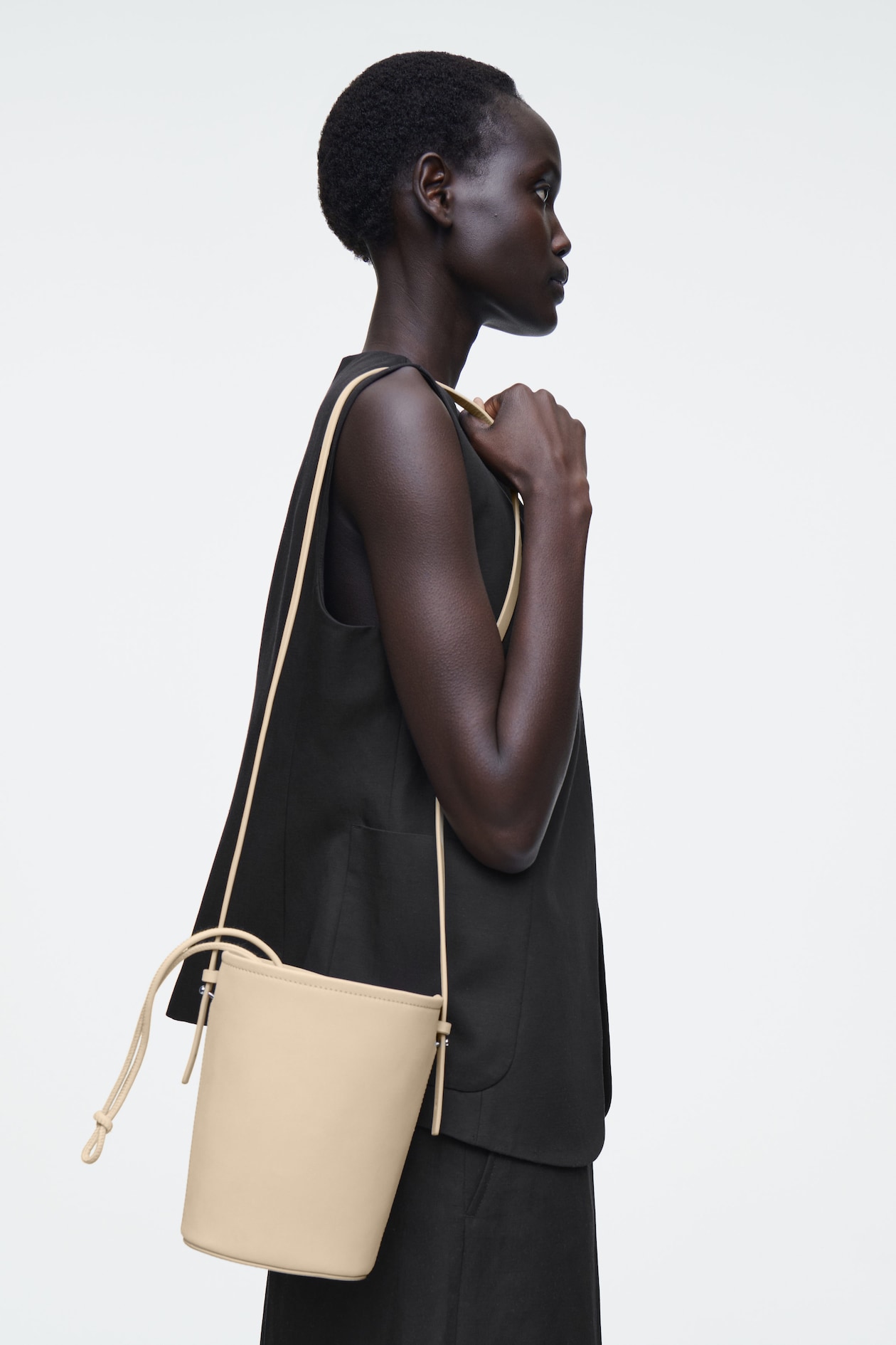 MINI BUCKET BAG I NUBUCK - GRÄDDVIT | COS