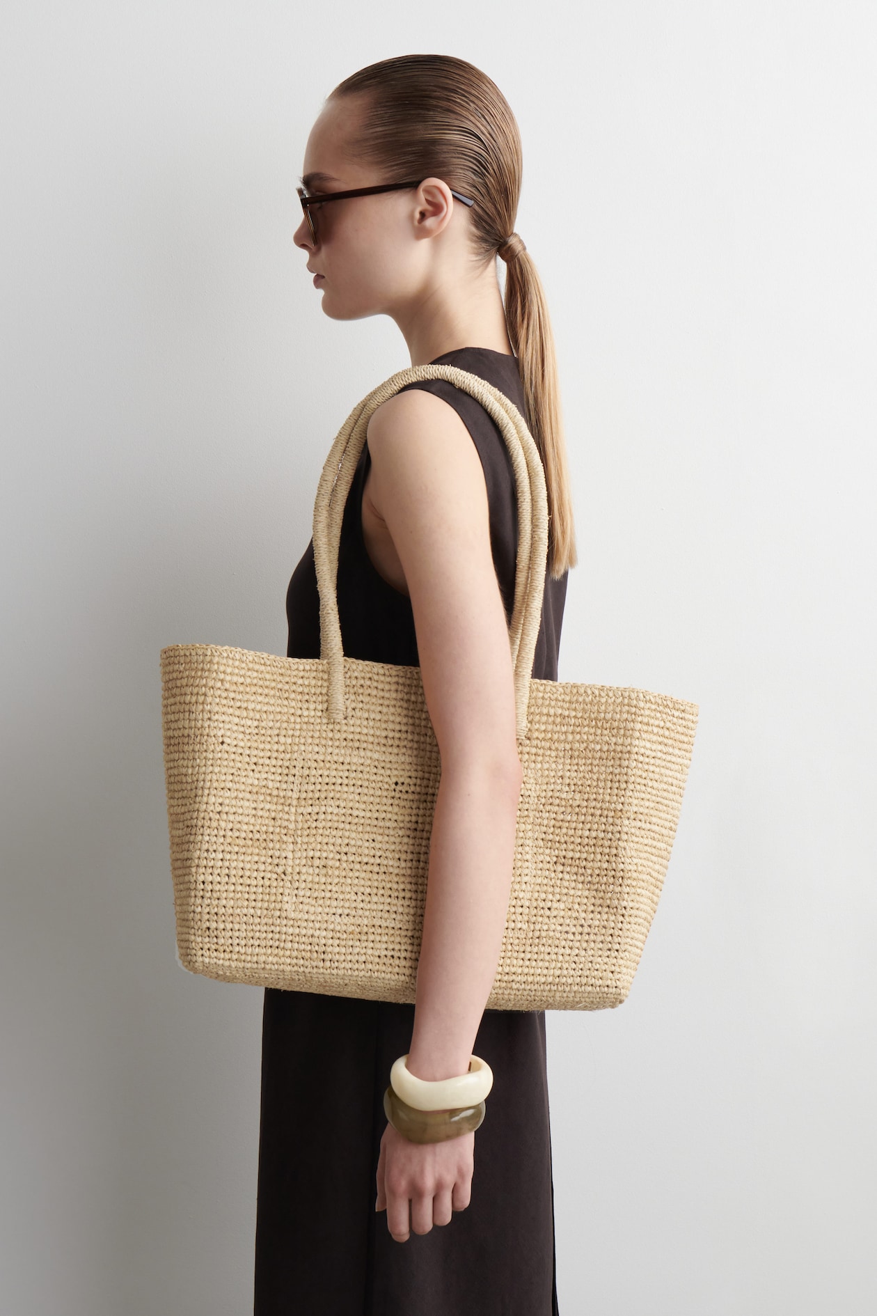 HAND-WOVEN TOTE BAG - RAFFIA - BEIGE | COS