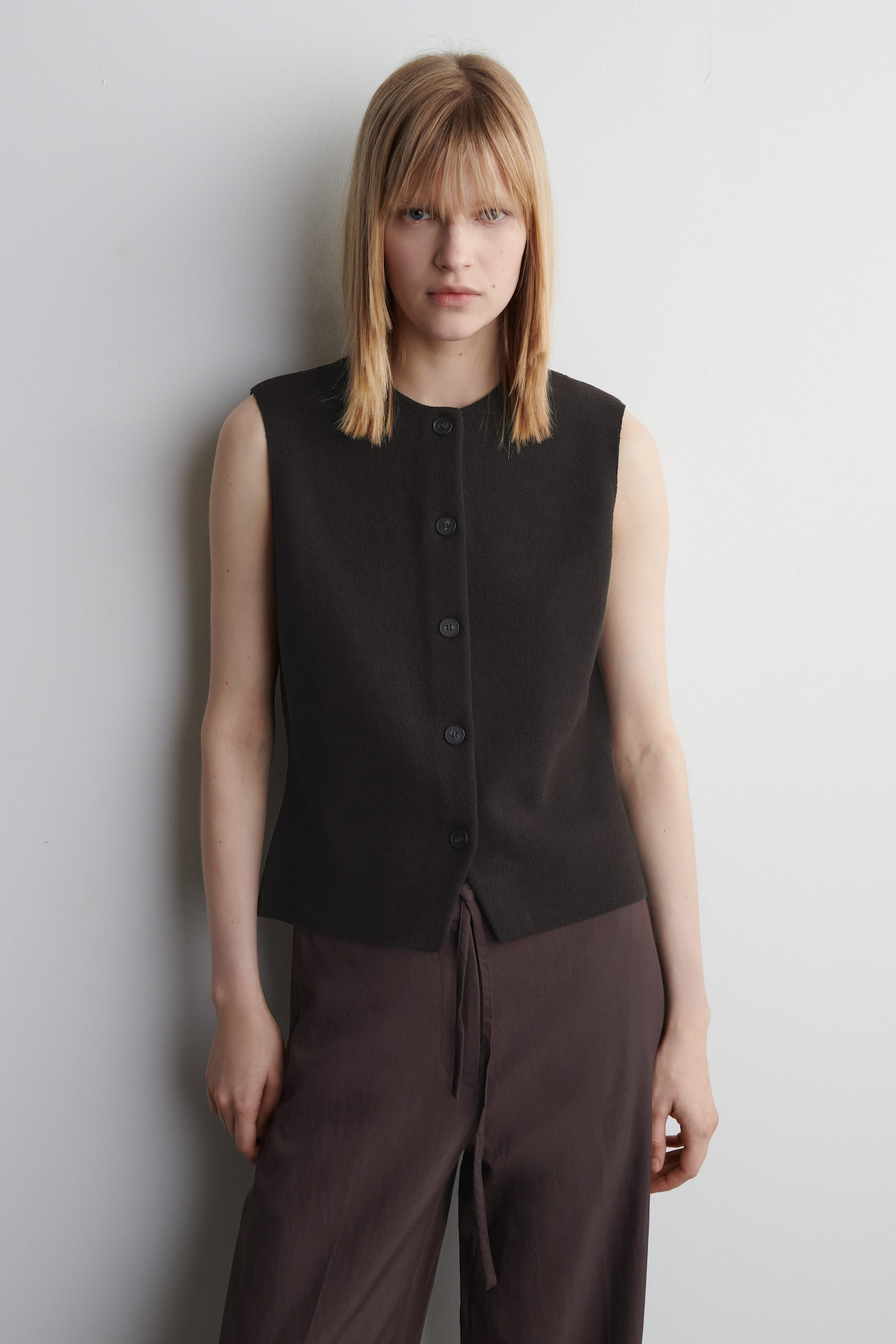 KNITTED COTTON VEST - DARK BROWN | COS