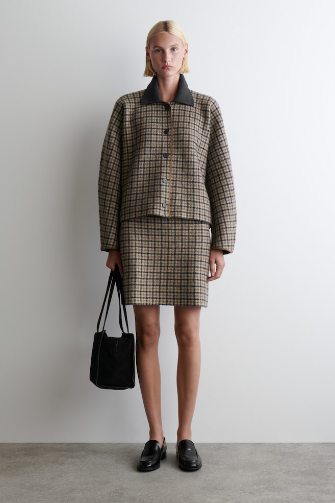SCULPTED MERINO WOOL SHORT JACKET - BEIGE / CHECKED | COS